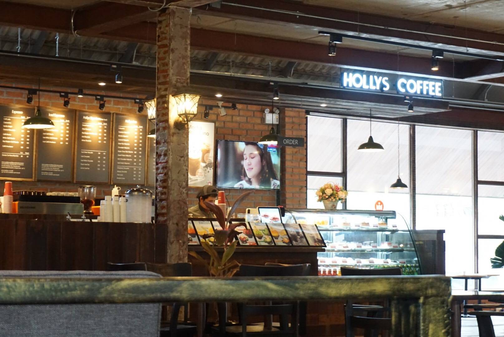 รีวิว Hollys Coffee Central Bangna - บรรยากาศดี เงียบ เหมาะกับการทำงาน อ่านหนังสือ