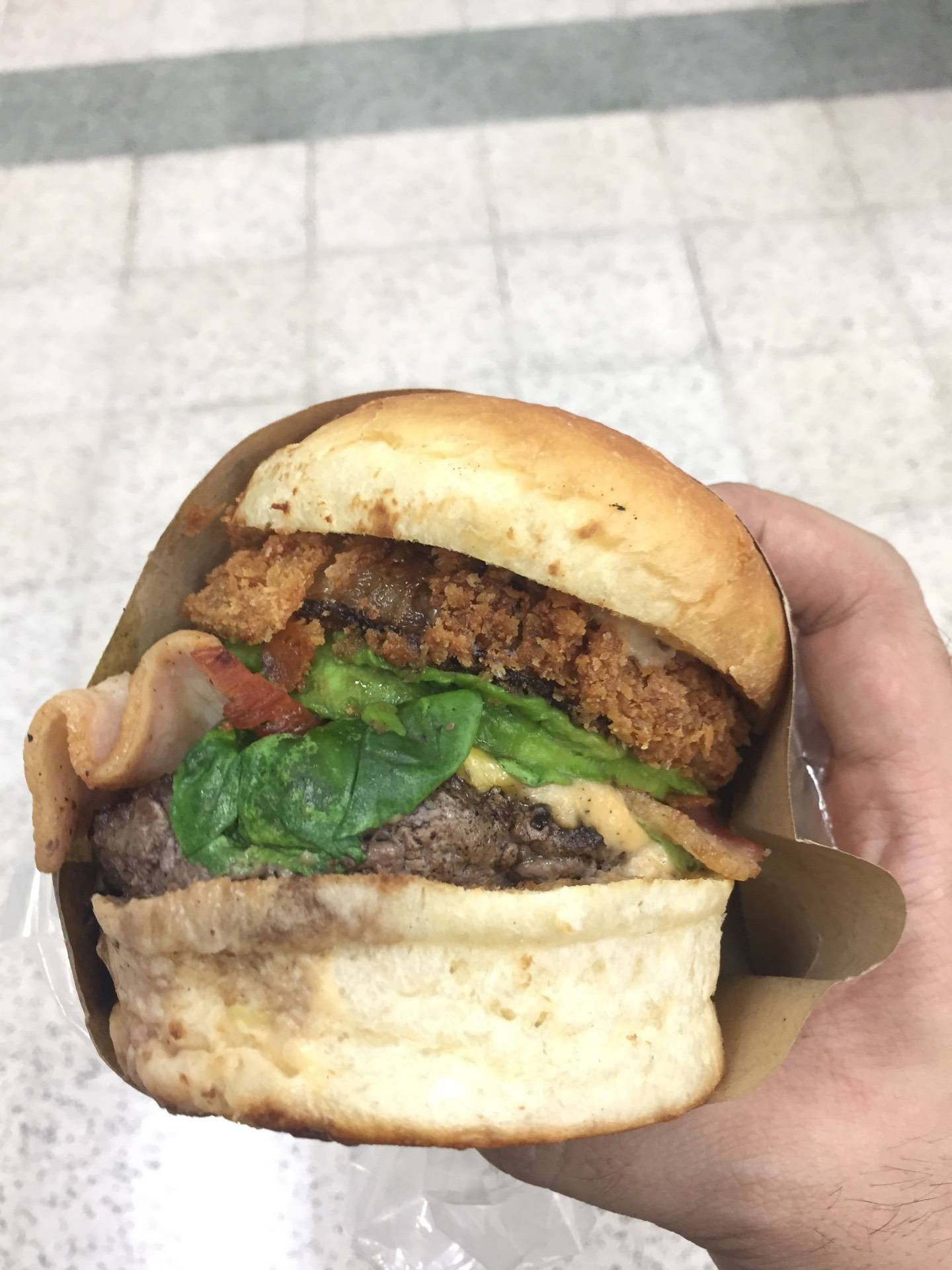 รีวิว Mother Trucker Burger - Burger ตัวโหดเหมือนเดิม เพิ่มเติมคืออโวคาโด