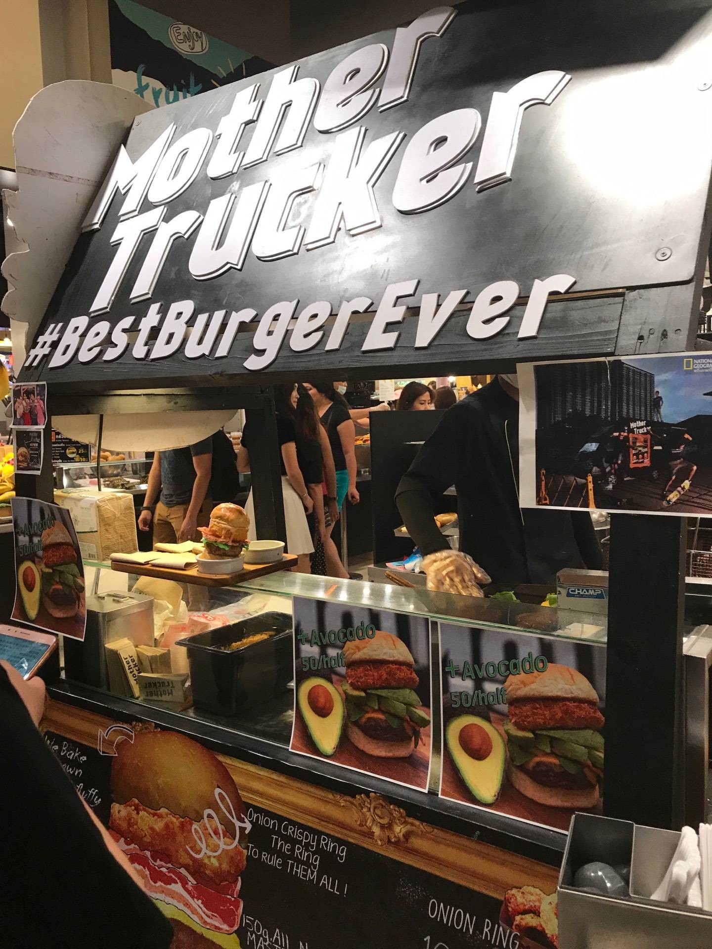 รีวิว Mother Trucker Burger - Burger ชิ้นใหญ่ ขนมปังนุ่ม ซอสอร่อย (3.5 ดาว)