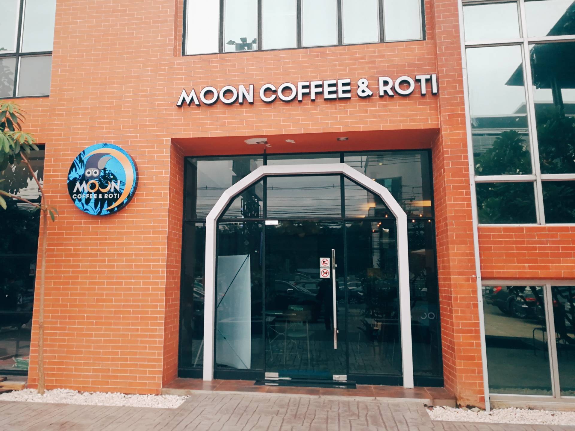 รีวิว Moon Coffee & Roti (Tiwanon) - กาแฟดี ที่จอดรถกว้าง นั่งได้ยาวๆ