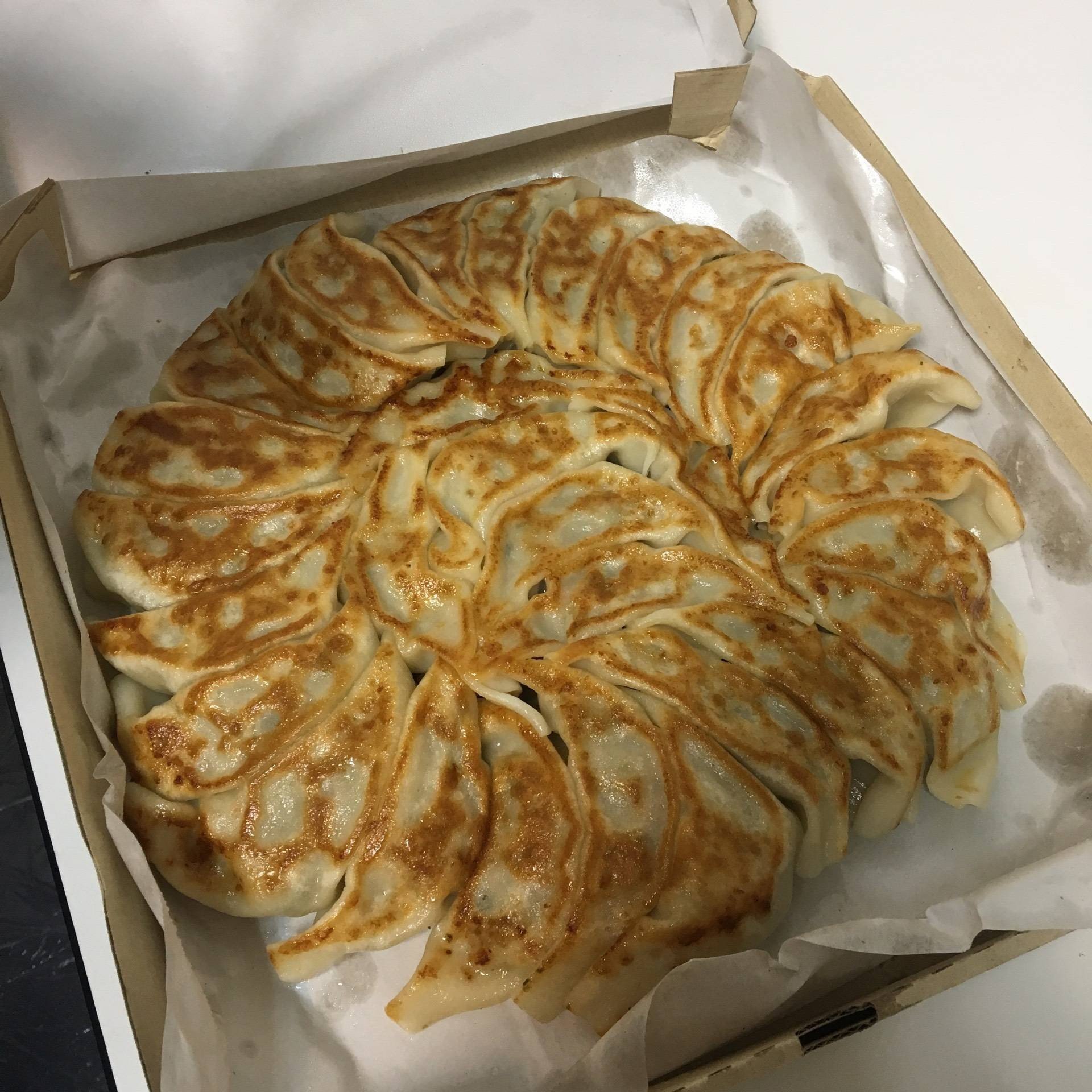 รีวิว KINZA GYOZA สุทธิสาร - เกี๊ยวซ่ามาเป็นถาดพิซซ่าเลย - Wongnai