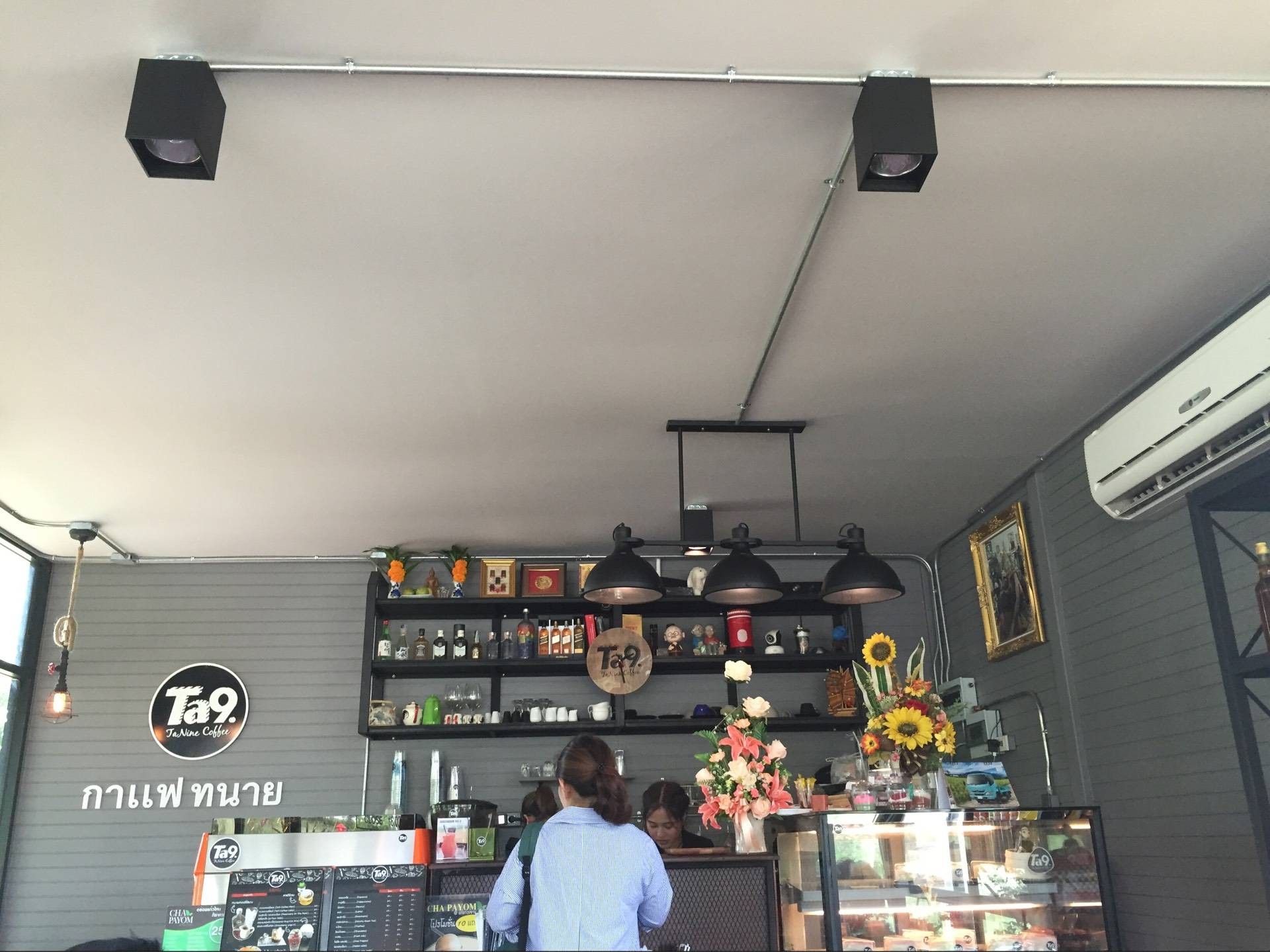 รีวิว Ta Nine Coffee - ร้านกาแฟกับที่พักนำเสนอในร้าน