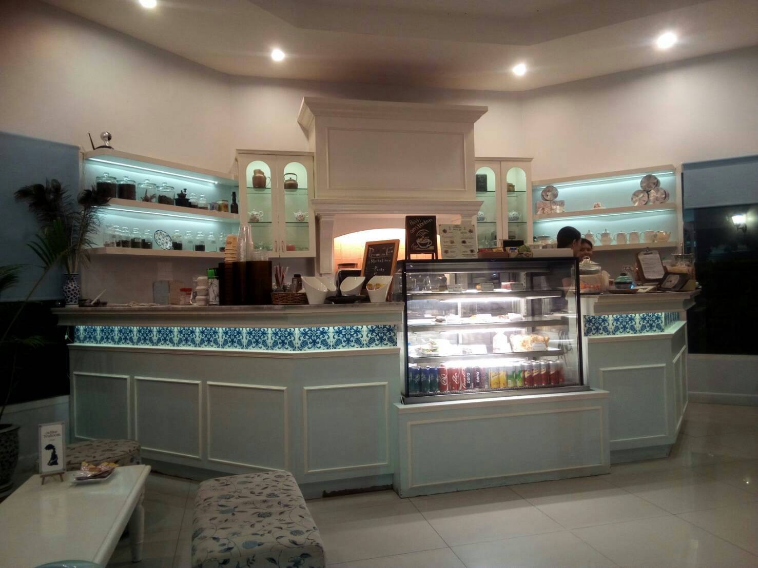 รีวิว The Blue Tea Room - And everything burned in blue ห้องสีฟ้าแหล่ง ...