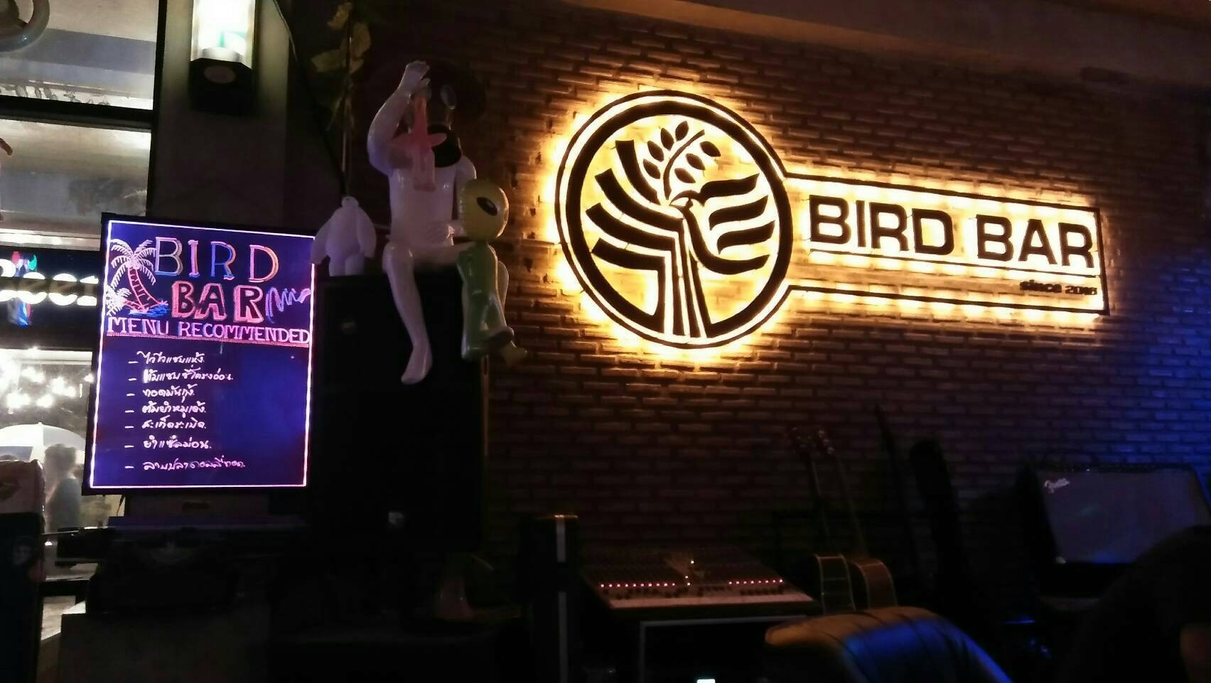 รีวิว ROOTS by Bird Bar - กว้างดี ไม่อึดอัด คนไม่เยอะมาก เพลงดี เครื่องแน่น