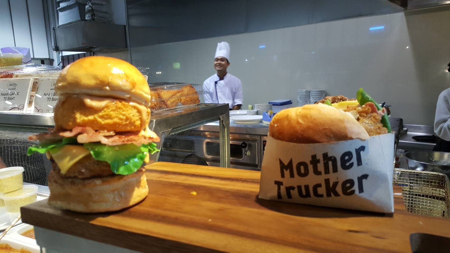 รีวิว Mother Trucker Burger - อร่อยค่ะ หัวหอมทอดขนาดทอดนานแล้วยังกรอบ ...