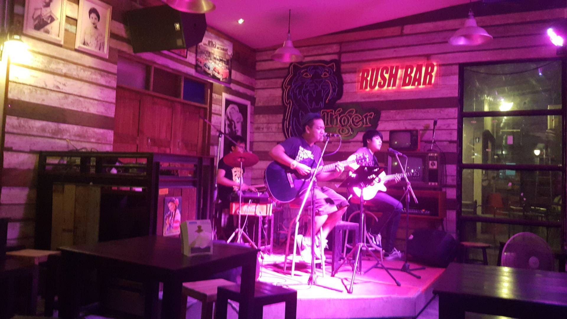 รีวิว Rush Bar - มาดื่มเบาๆ กับเพลงวัยเราๆ กัน