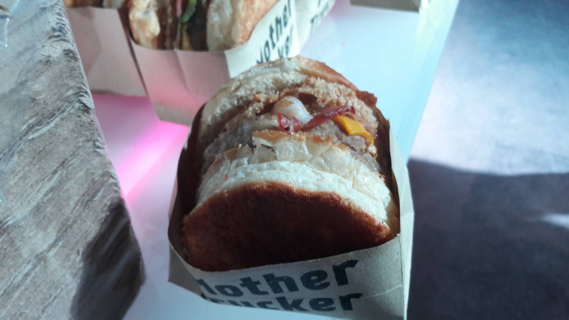 รีวิว Mother Trucker Burger - เบอร์เกอร์ชิ้นใหญ่สะใจ