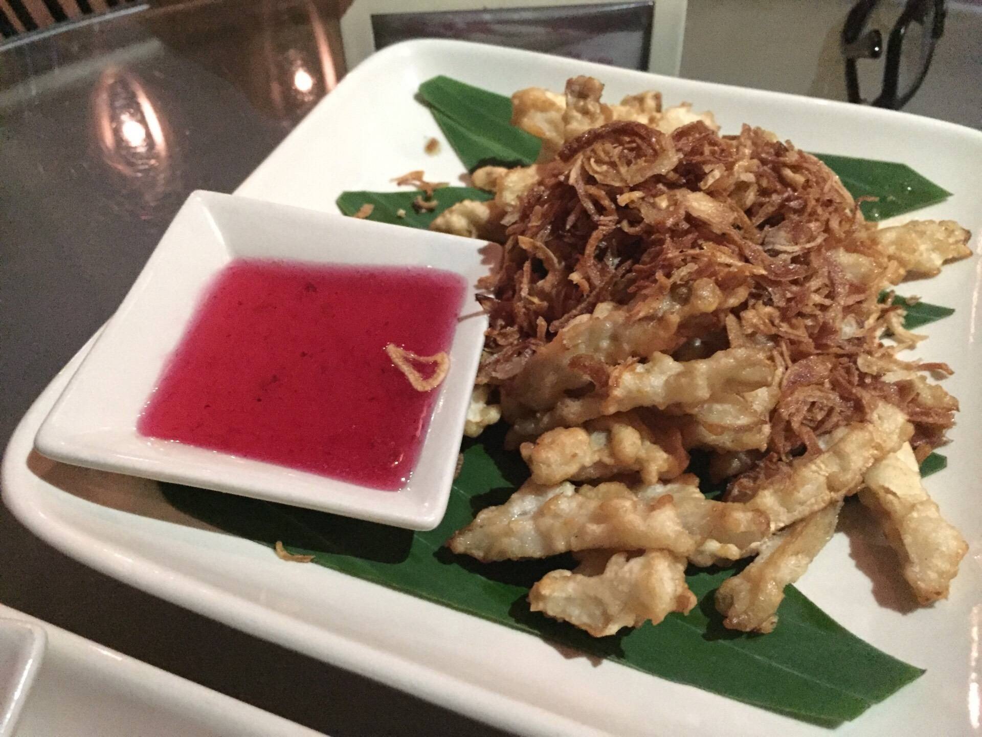 เห็ดออรินจิทอดกรอบ • ทอดกรอบไม่มาก จิ้มกับน้ำสตรอเบอรี่ก็พอเข้ากัน ร้าน ...