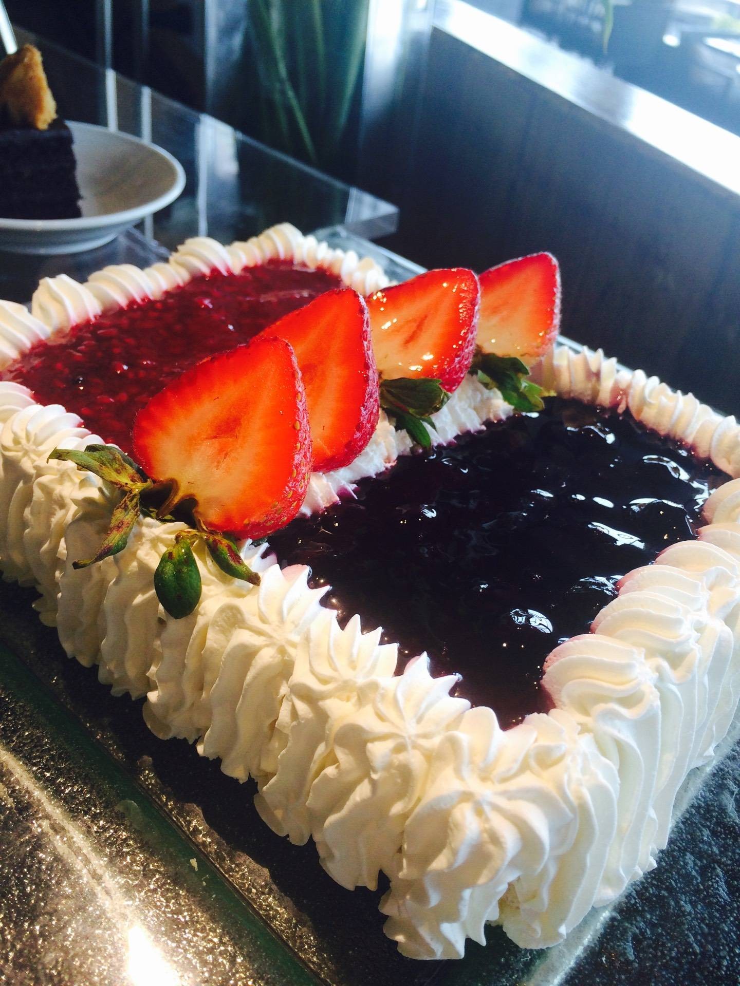 เค้กสีสวย ร้าน Edge, Hilton Pattaya Hilton Pattaya Hotel - Wongnai