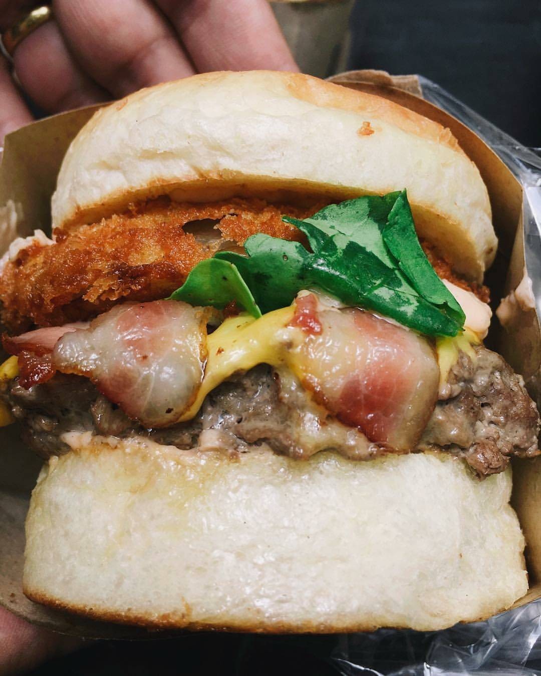 รีวิว Mother Trucker Burger - ปริมาณคุ้มราคา แต่รสชาติยังไม่ค่อยโดน