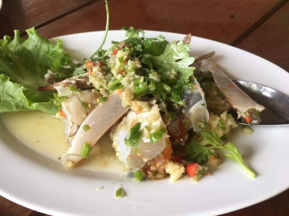 ยำปูม้าดิบ • เนื้อปูสดมาก เสิร์ฟกันแบบดิบๆ แฟนผมชอบมากเมนูนี้ ร้าน เรอ ...