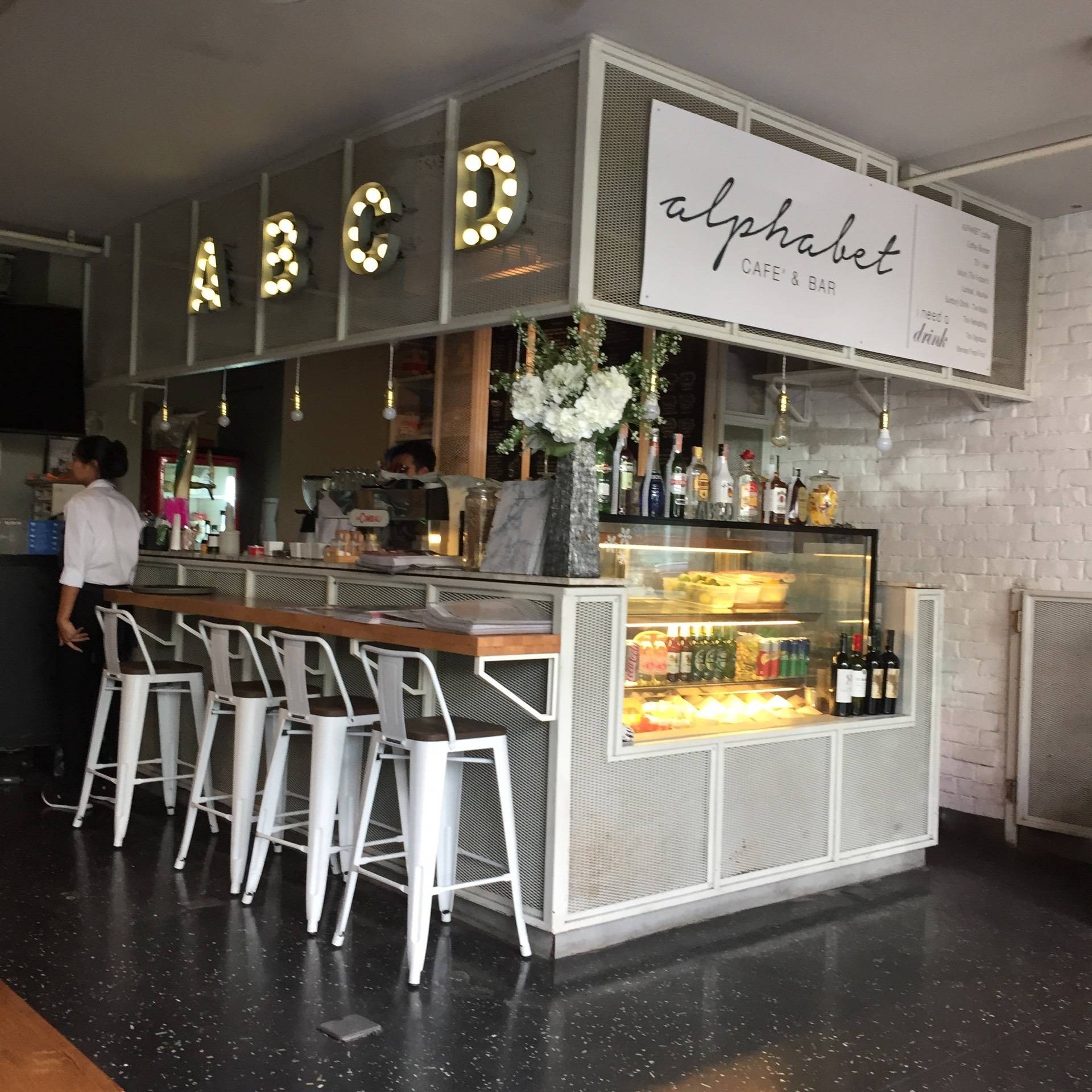 รีวิว Alphabet Cafe & Bar - คาเฟ่ชิคๆใกล้BTS