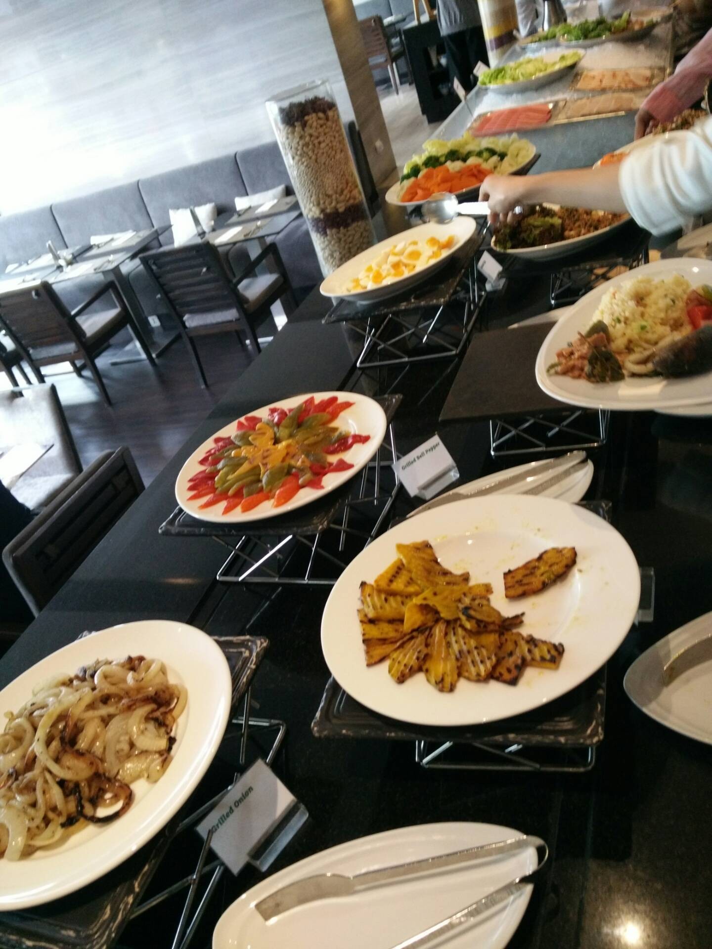 ไลน์ผักย่างและสลัด • ไม่น่ามีไลน์ผักย่างนะ ร้าน Zeta Cafe โรงแรม ...