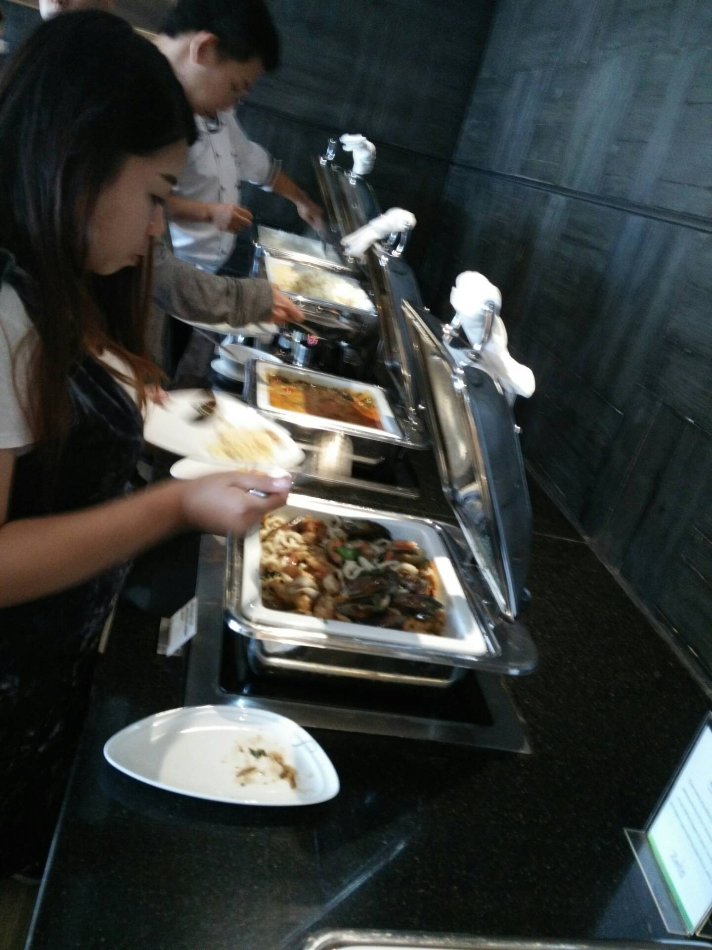 ไลน์อาหารไทย • มีกับข้าวแค่ 2 อย่าง แกงเผ็ด, ผัดซีฟู้ดพริกไทยดำ ร้าน ...