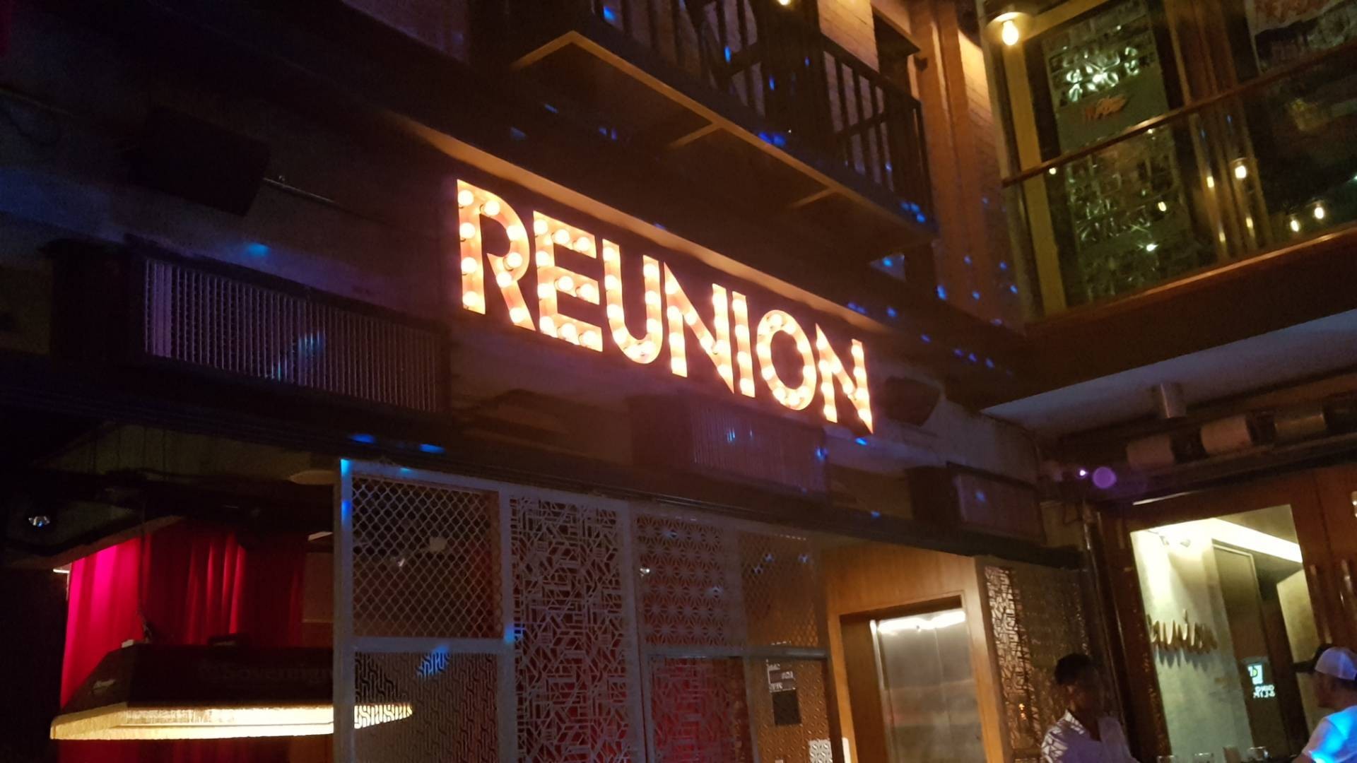 รีวิว REUNION Social Gathering Bar & Bistro - ใครชอบฟังเพลงเก่ามาเลยไม่ ...