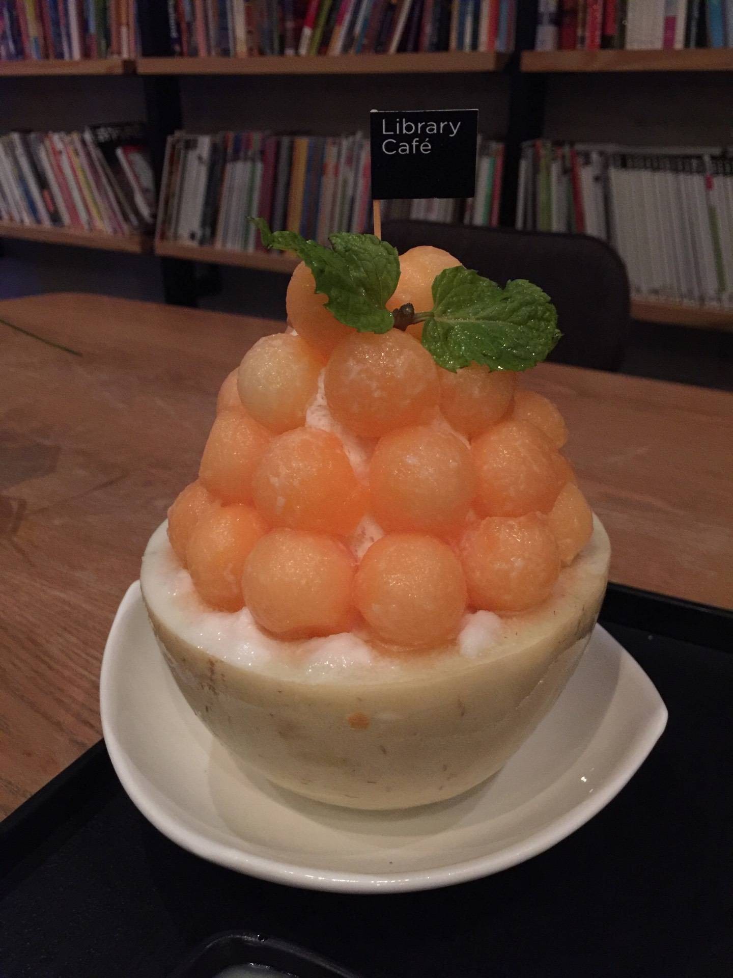 รีวิว Library Cafe' - ร้านนั่งชิล มีทั้งอาหาร ขนม ครบ