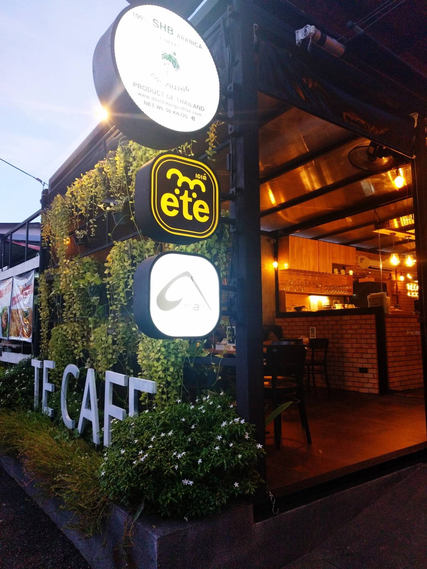 รีวิว T.e.cafe - "กล่องทิชชู่สวย เก้าอี้นั่งสบาย บรรยากาศผ่อนคลาย ...