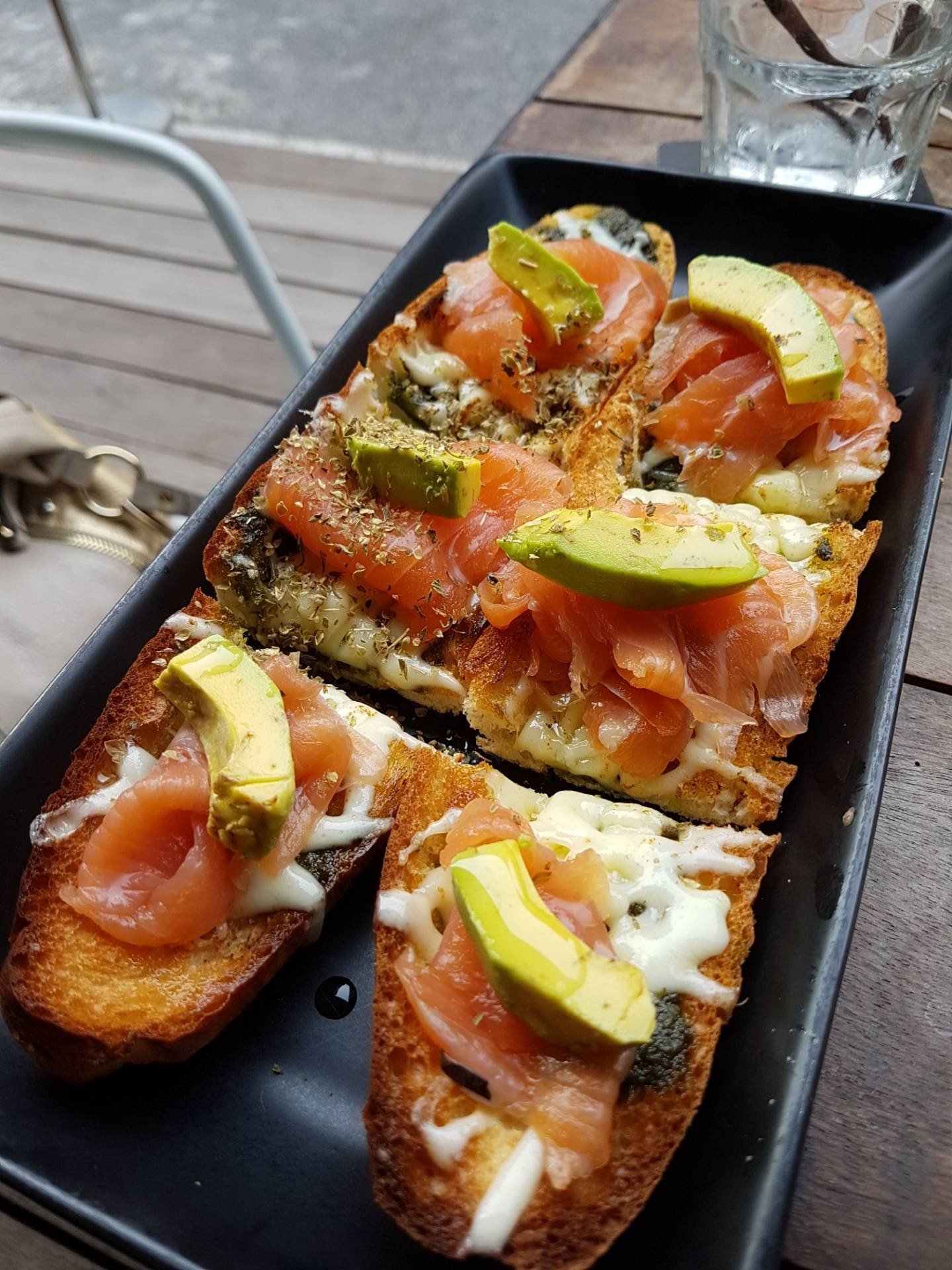 รีวิว ELLA Bar & Bistro - ร้านเก๋ๆที่ซ่อนตัวอยู่ในป่าตอง