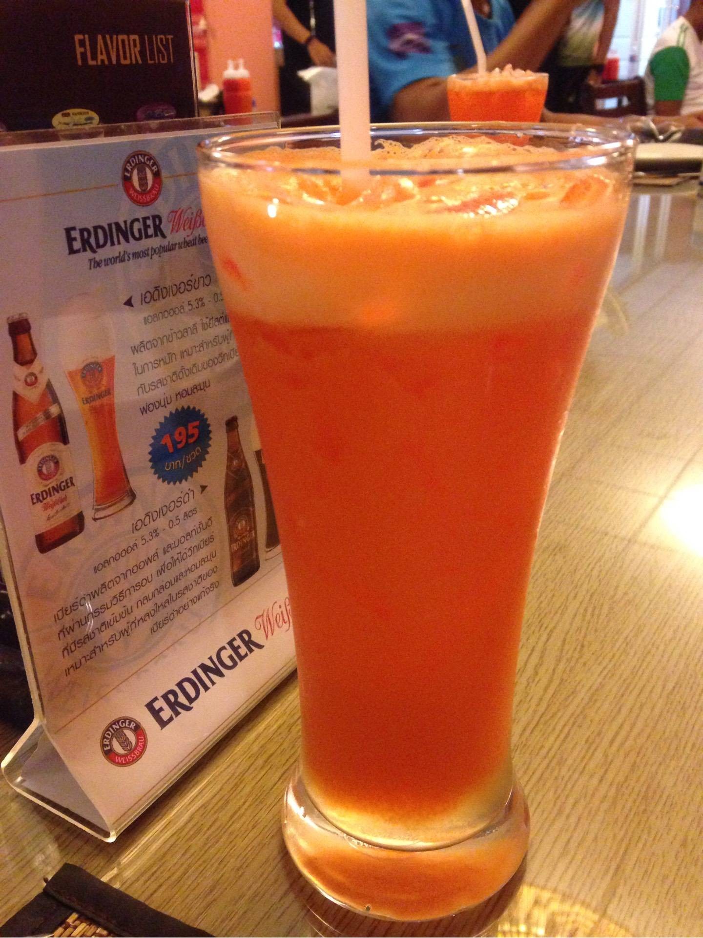 น้ำแครอท แอปเปิ้ล • รสชาติไม่ค่อยอร่อยค่ะ แก้วละ 60฿ แหนะ ร้าน Baan Ramida