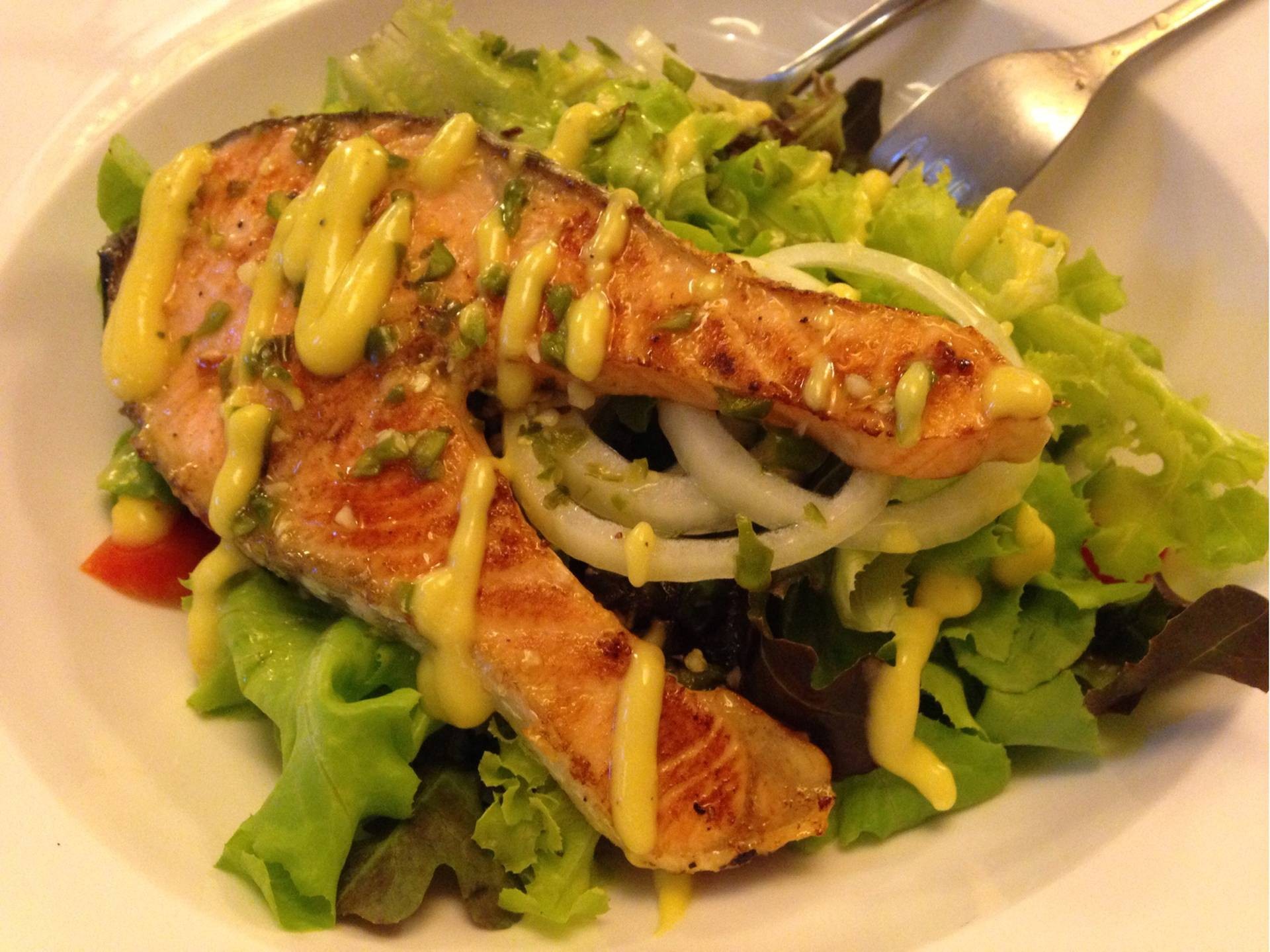 สลัดปลาซัลม่อน ร้าน Baan Ramida