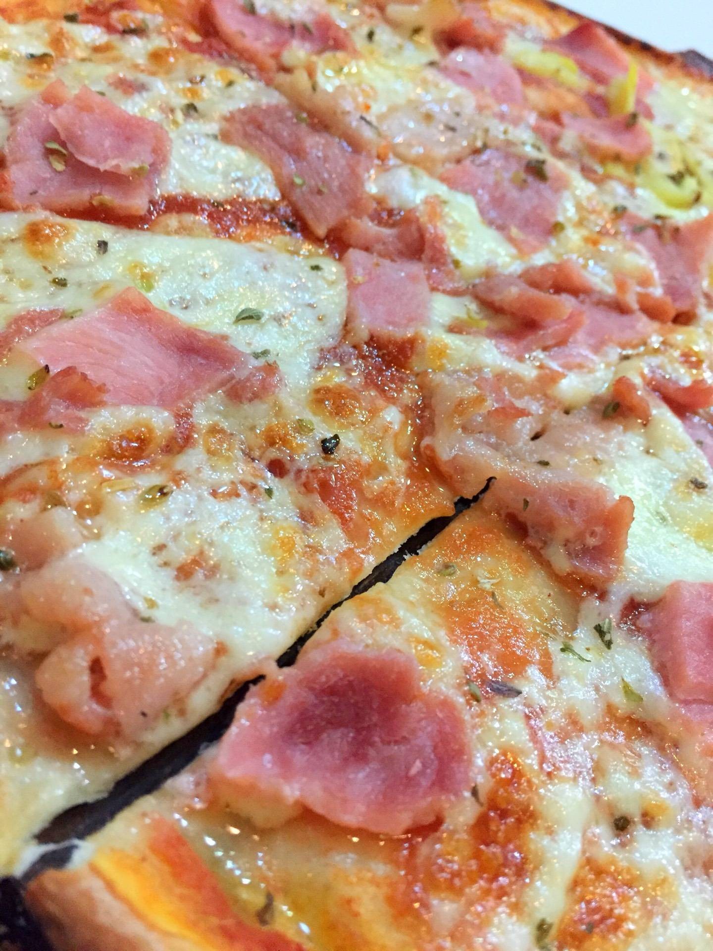 Pizza Ham and Bacon กับ Hawaiian ร้าน Ley Cafe