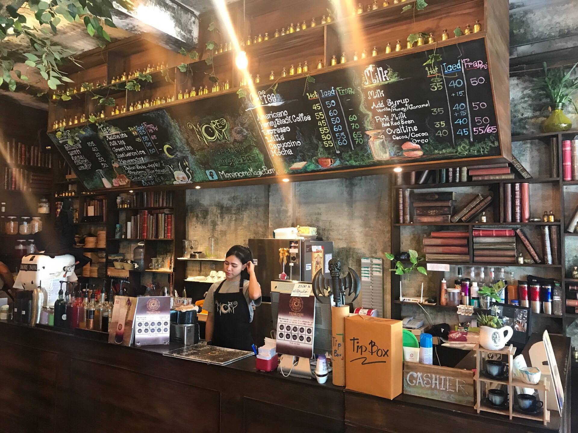 รีวิว MoreNom : Magic Bar - บรรยากาศดีเยี่ยม เหมือนเข้าไปในบ้านแม่มด