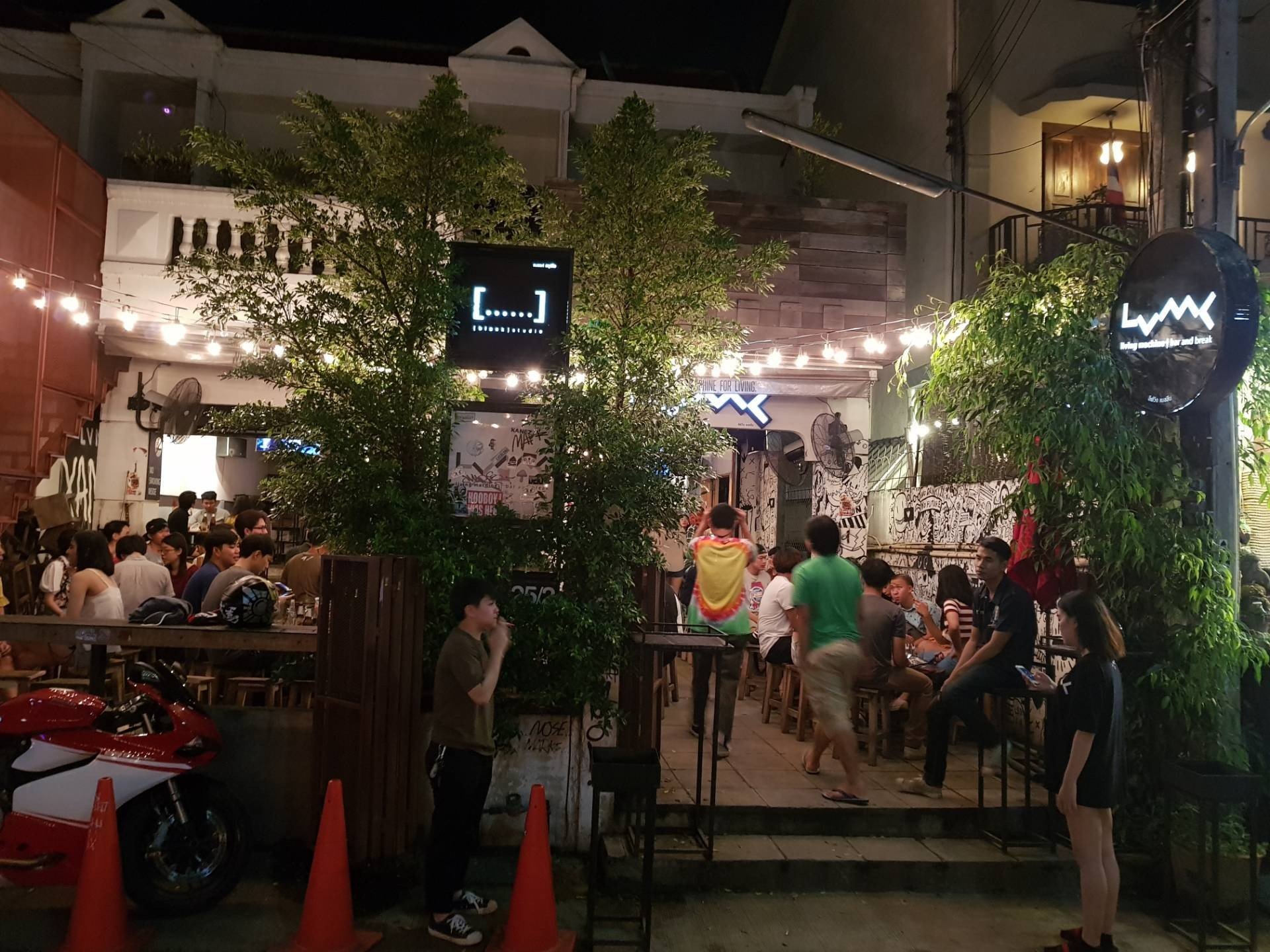 รีวิว Living Machine - หนึ่งในร้านนั่งชิลล์ที่ดีในย่านนิมมานฯ