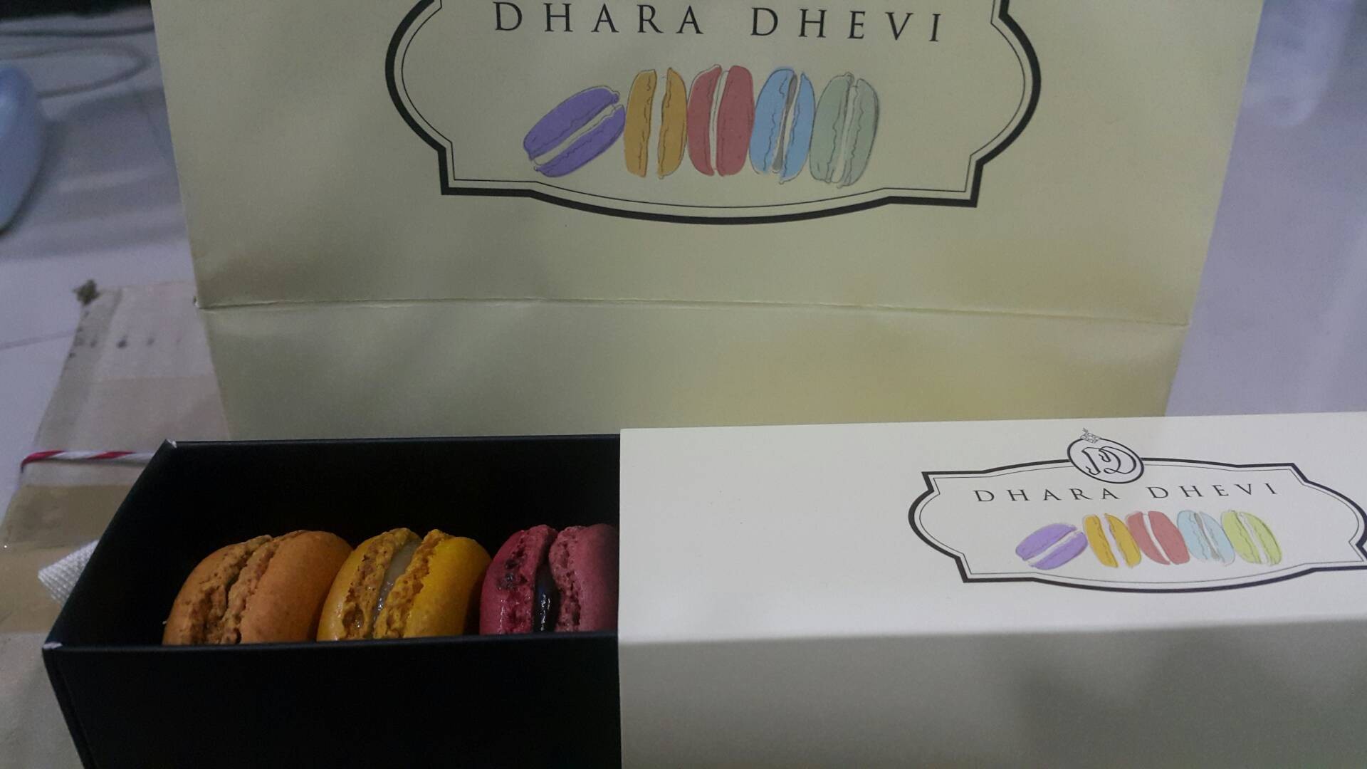 มากาฮอง/ชิ้น • ราคาแล้วแต่รชชาติ 30-55 บาทโดยประมาณ ร้าน Dhara Dhevi ...