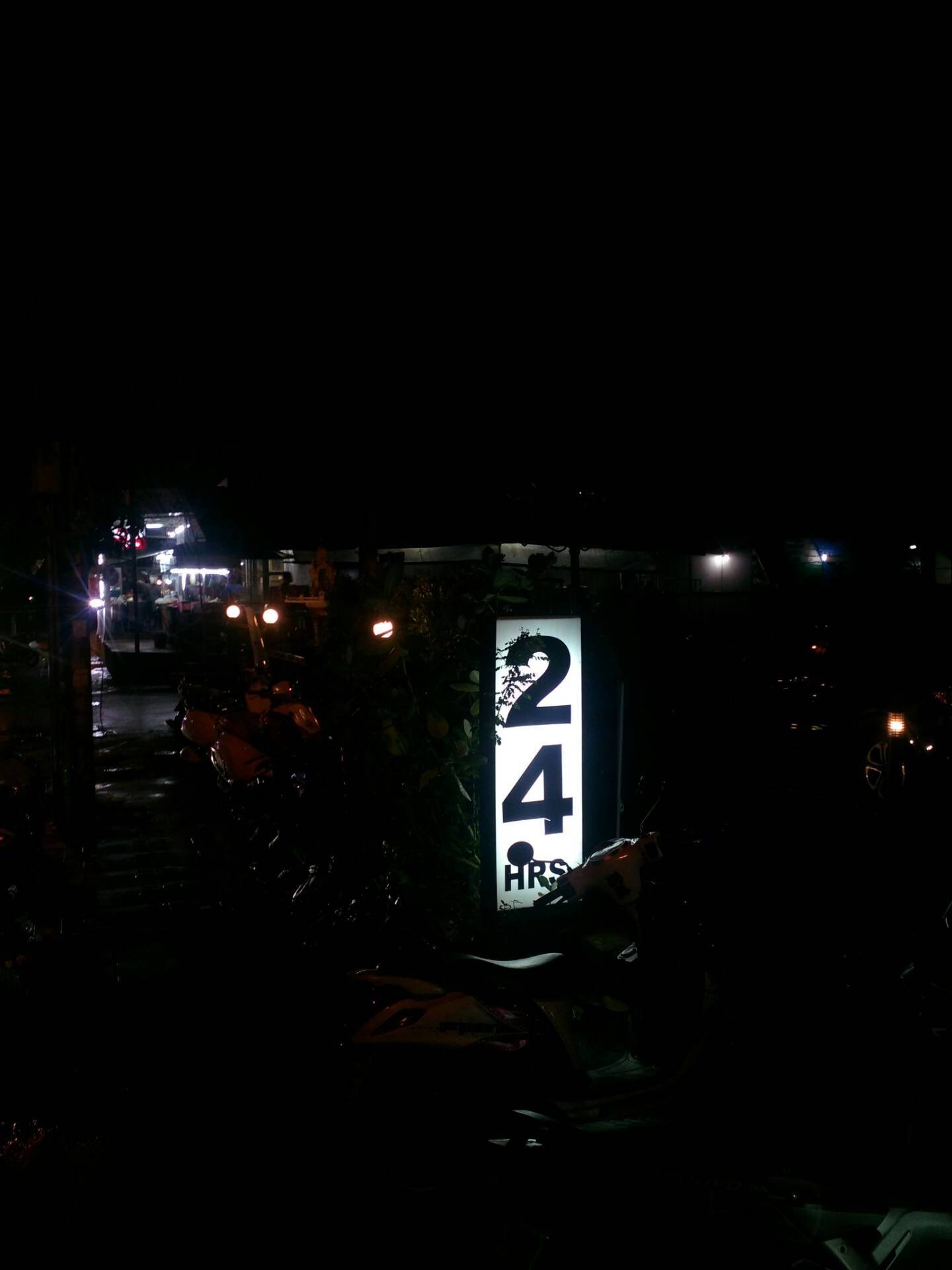 รีวิว Up All Night 24Hrs โชคชัย 4 ซอย 39 - ร้านขนม อาหาร ตกแต่งหรูเลิศ เปิด 24 ชม.