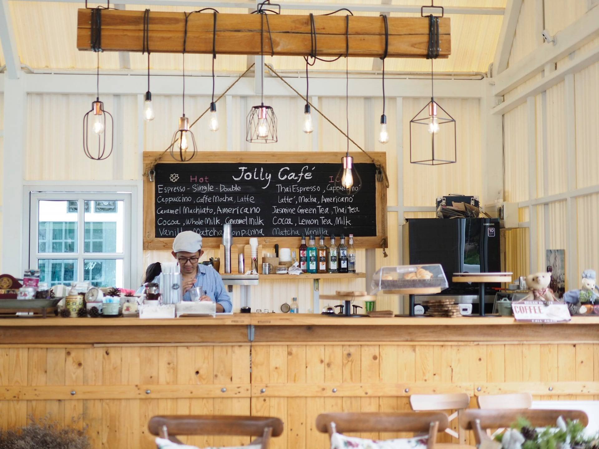 รีวิว Jolly Cafe by Cup Mellow Khao Kho - โรงนาสีขาวที่ด้านในเป็น ...