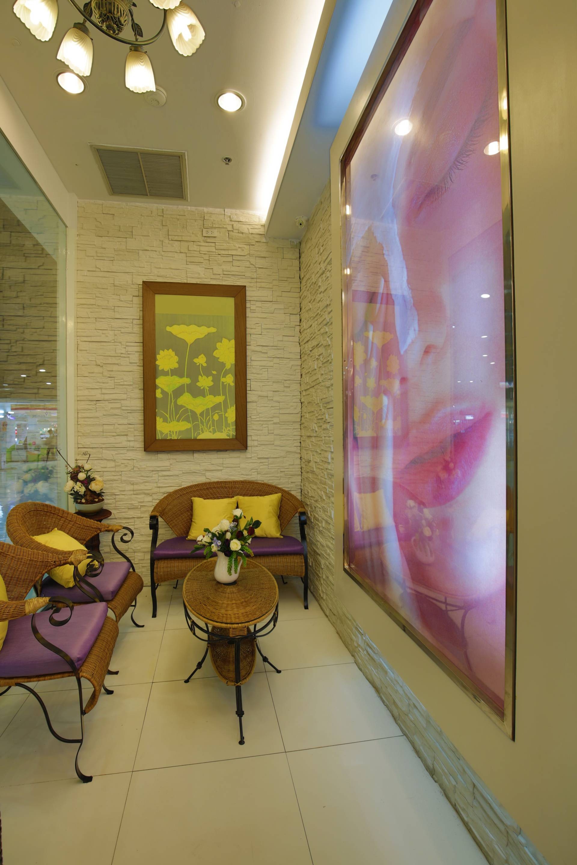 รีวิว Bellezza Spa เซ็นทรัลรัตนาธิเบศร์ - ร้านสุดเลิศ บรรยากาศหน้าร้านโปร่ง สบาย บรรยากาศสงบเพลง ...