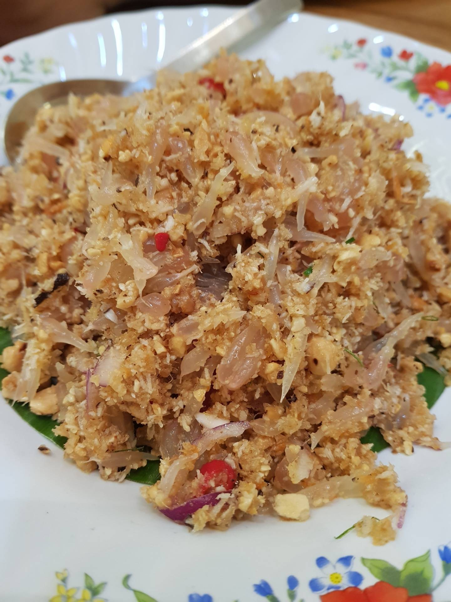 POMELO SALAD WITH CRISPY SQUID AND FISH CRACKERS ร้าน Yoong Khao Hom ...