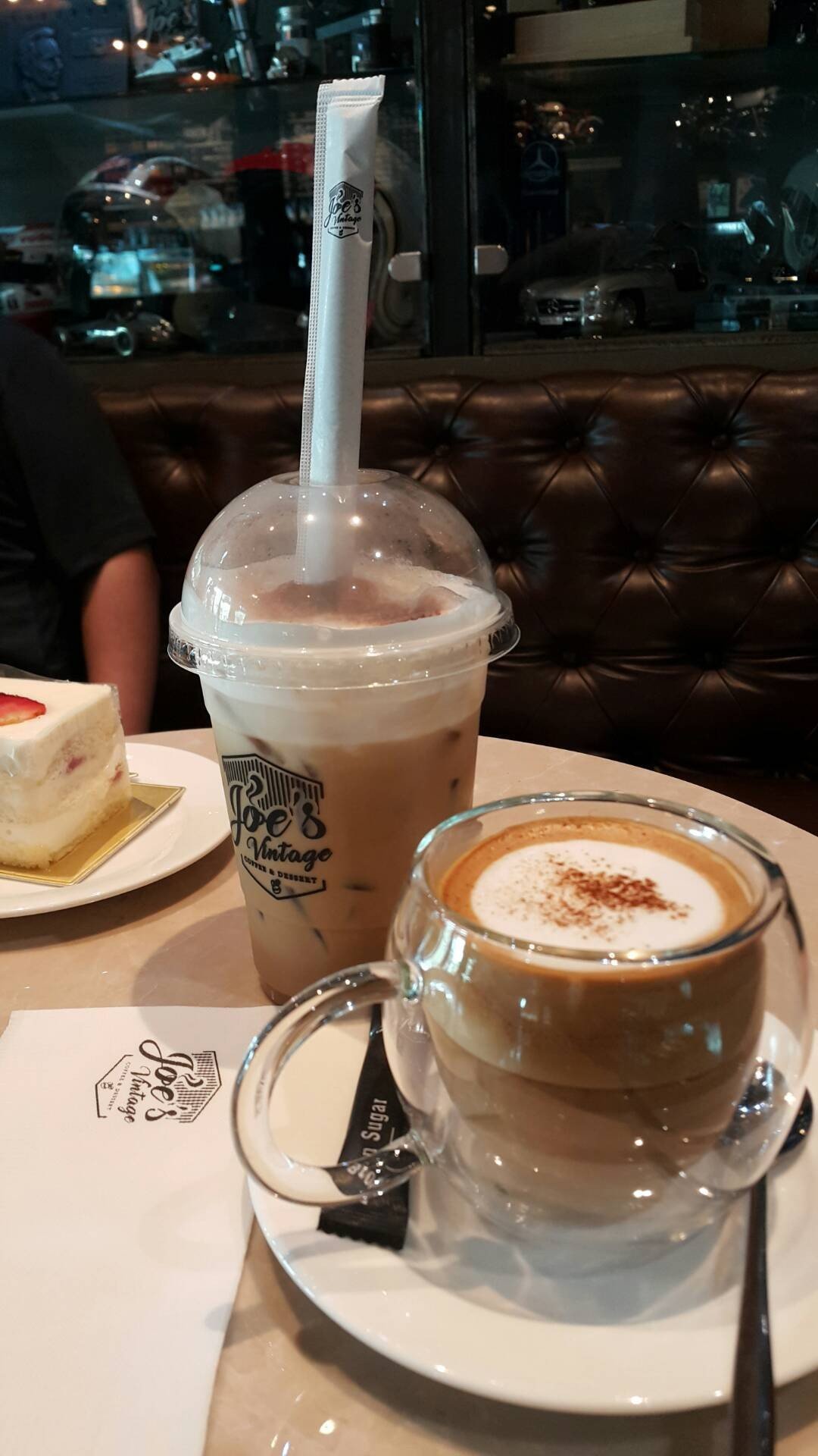 รีวิว Joe's Vintage Coffee & Dessert - ร้านกาแฟมาดเท่ กับของสะสมระดับพร ...