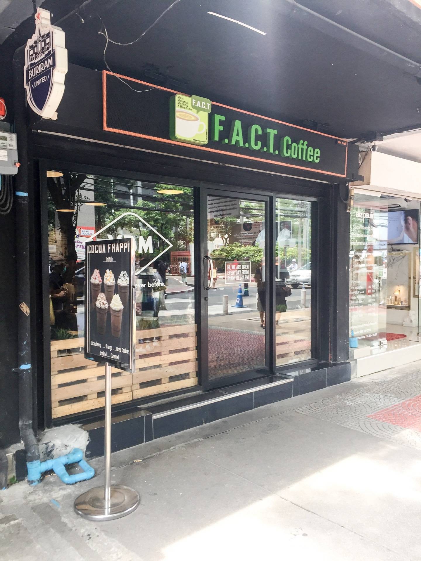 รีวิว F.A.C.T Coffee สยามสแควร์ - ที่นั่งทำงานอ่านหนังสือชิวๆ