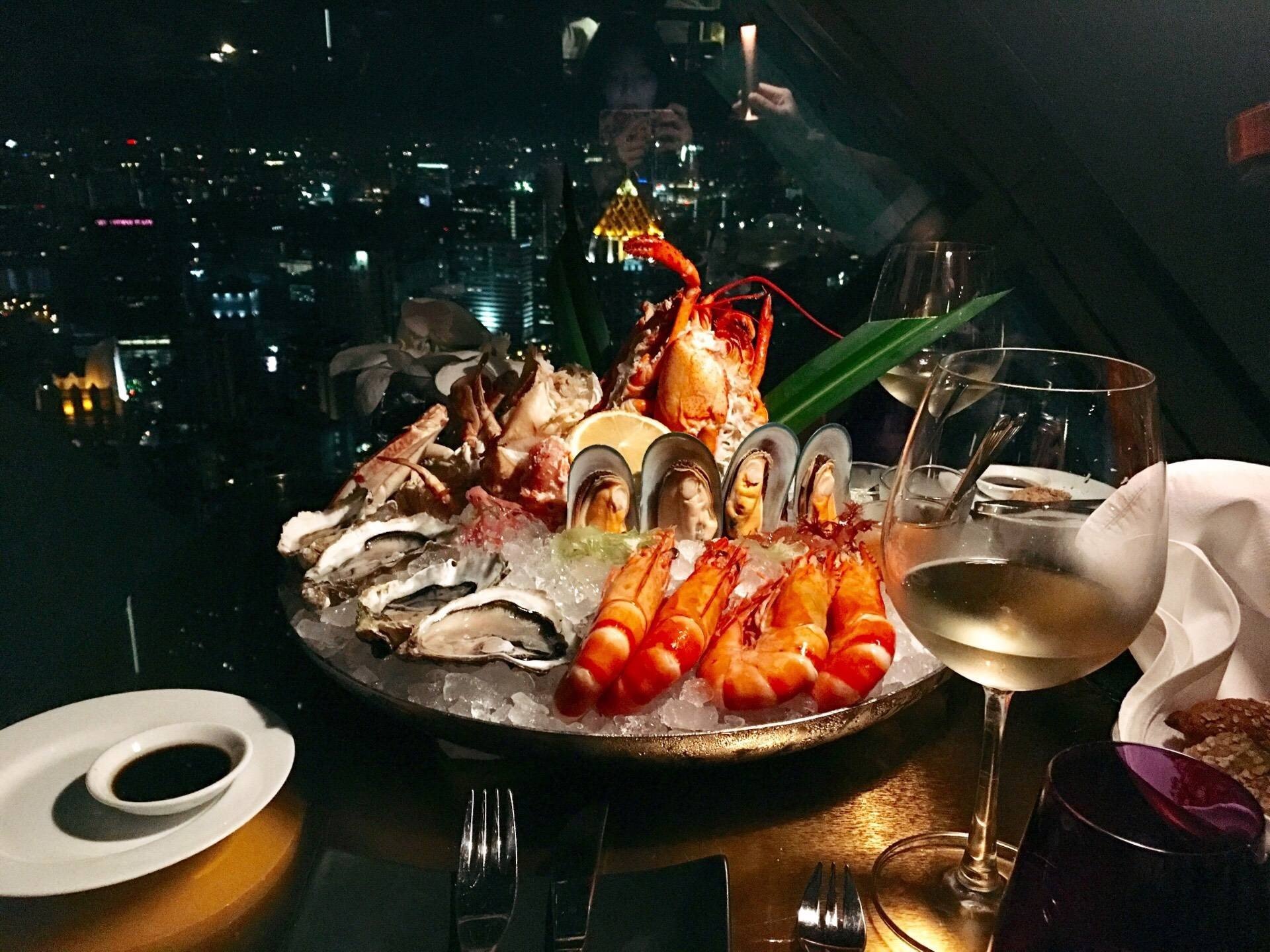 รีวิว Vertigo Too - ฝนตกท้องฟ้าไม่ปลอดโปร่งเลยได้มาร้านนี้ รอชั้นบนเปิดค่ะ