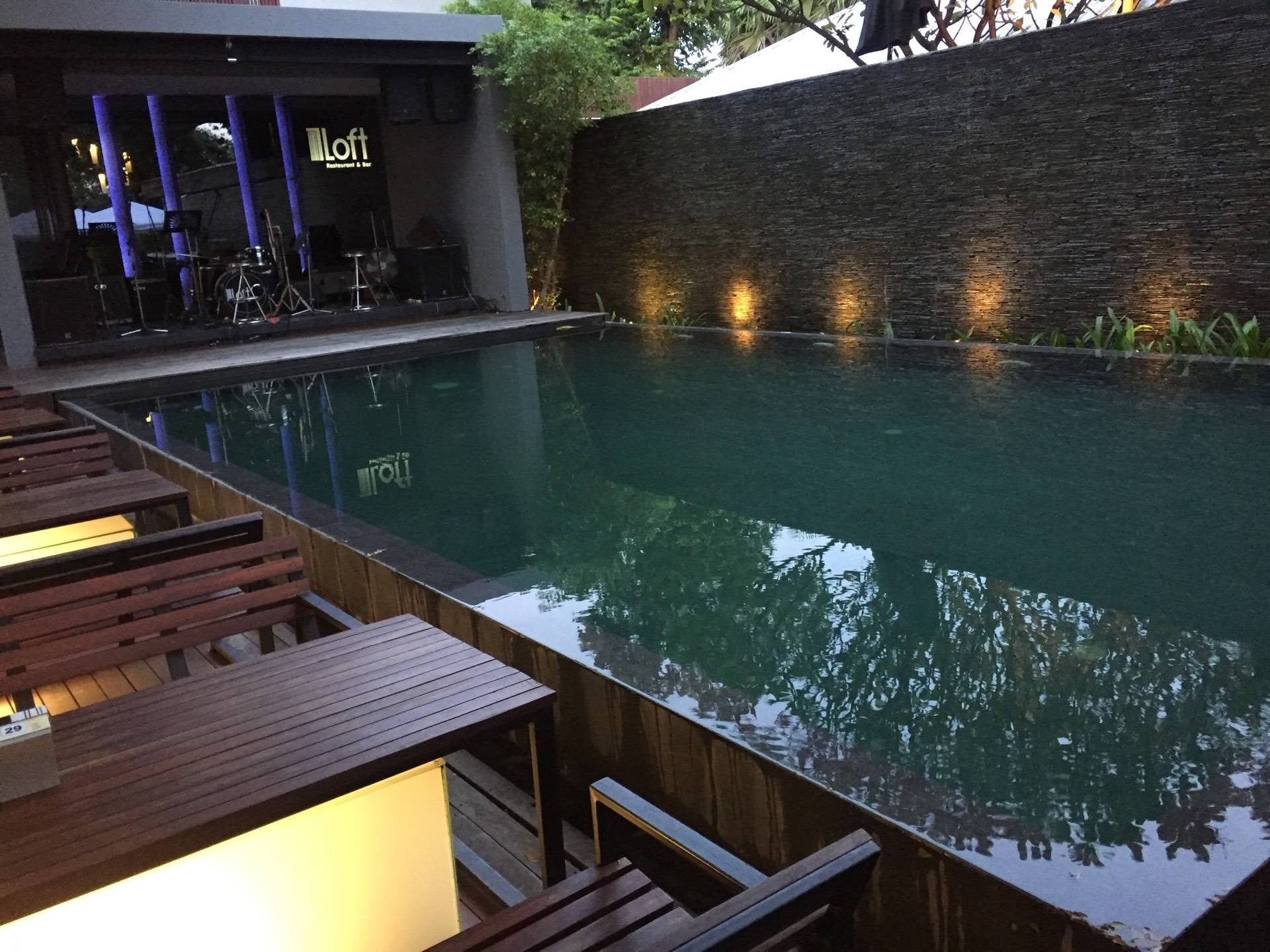 รีวิว Loft Restaurant & Bar - วิวรถไฟดี บรรยากาสดี