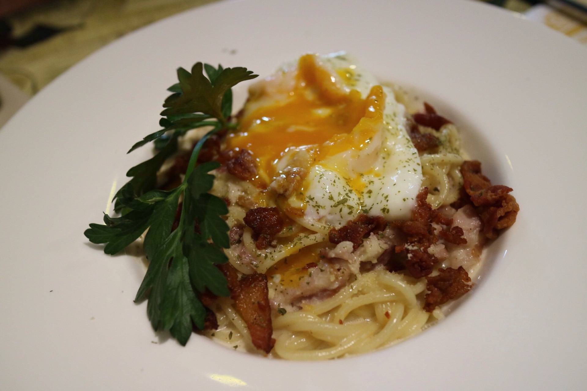 สปาเก็ตตี้คาโบนาร่า+ไข่ลวก และเบคอน • เจ้มจ้น ร้าน Hor-Nok-Hook Cafe' ข้างสถานีรถไฟหัวลำโพง