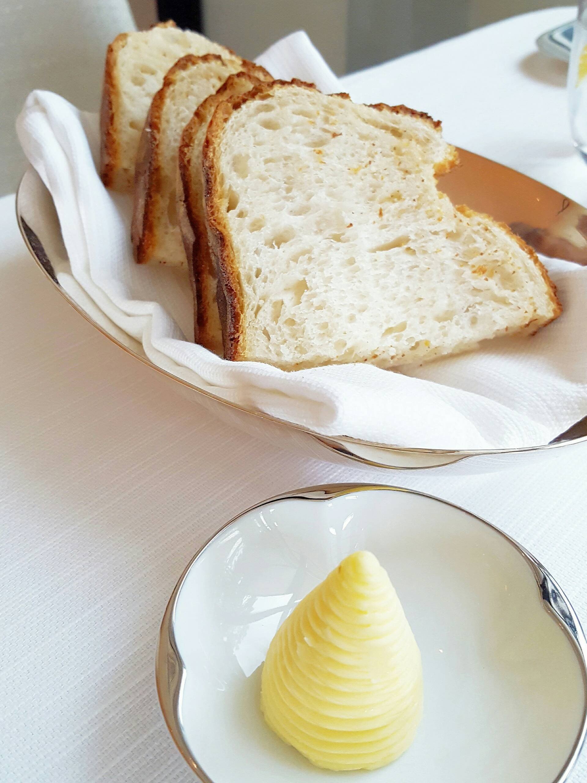 Complimentary Bread ร้าน Embassy Room - Catalan Cuisine