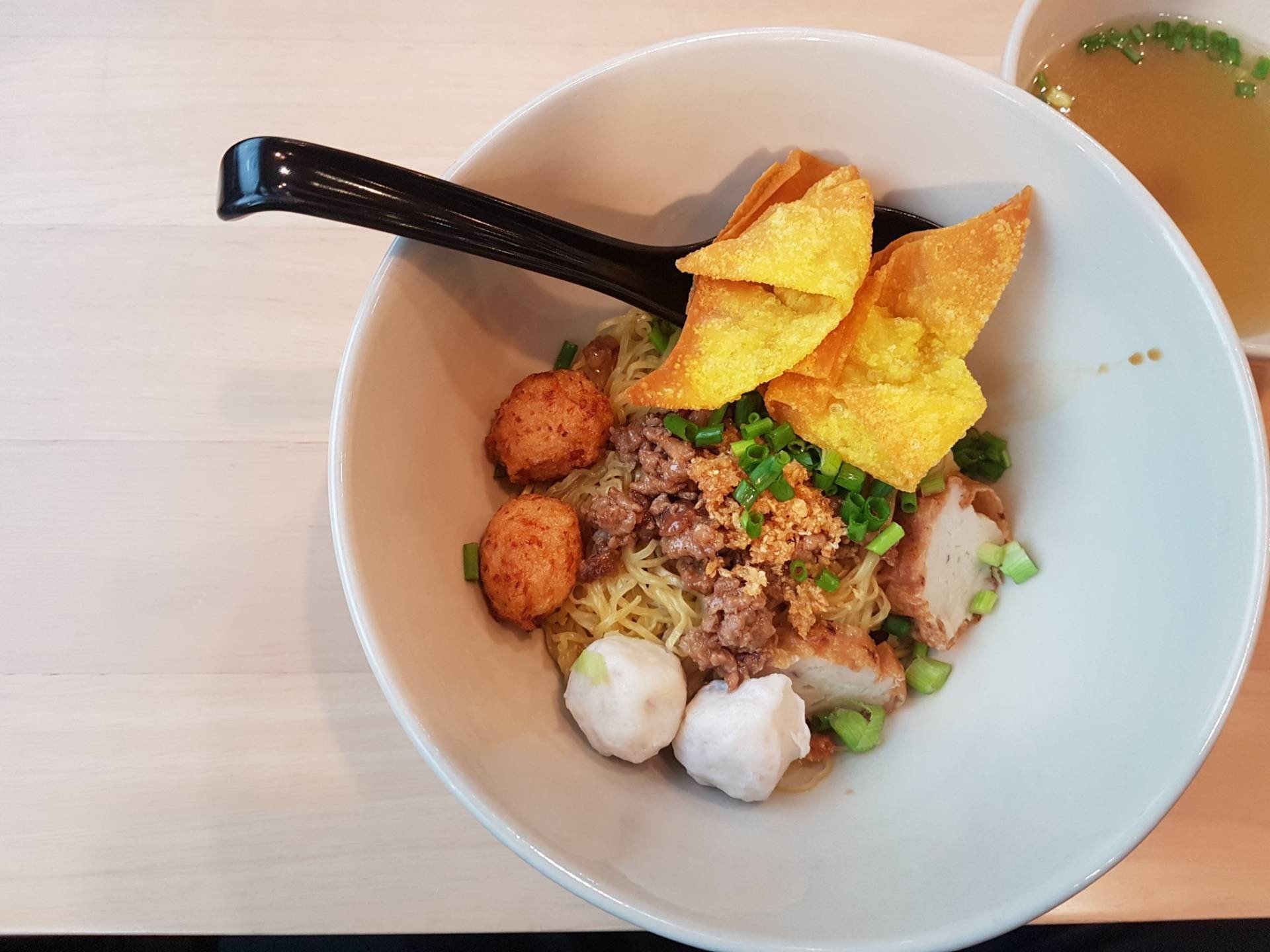 รีวิว ก๋วยเตี๋ยวลูกชิ้นปลายูยู่ (No MSG) Yuyu fish ball noodle อาคารมณี ...