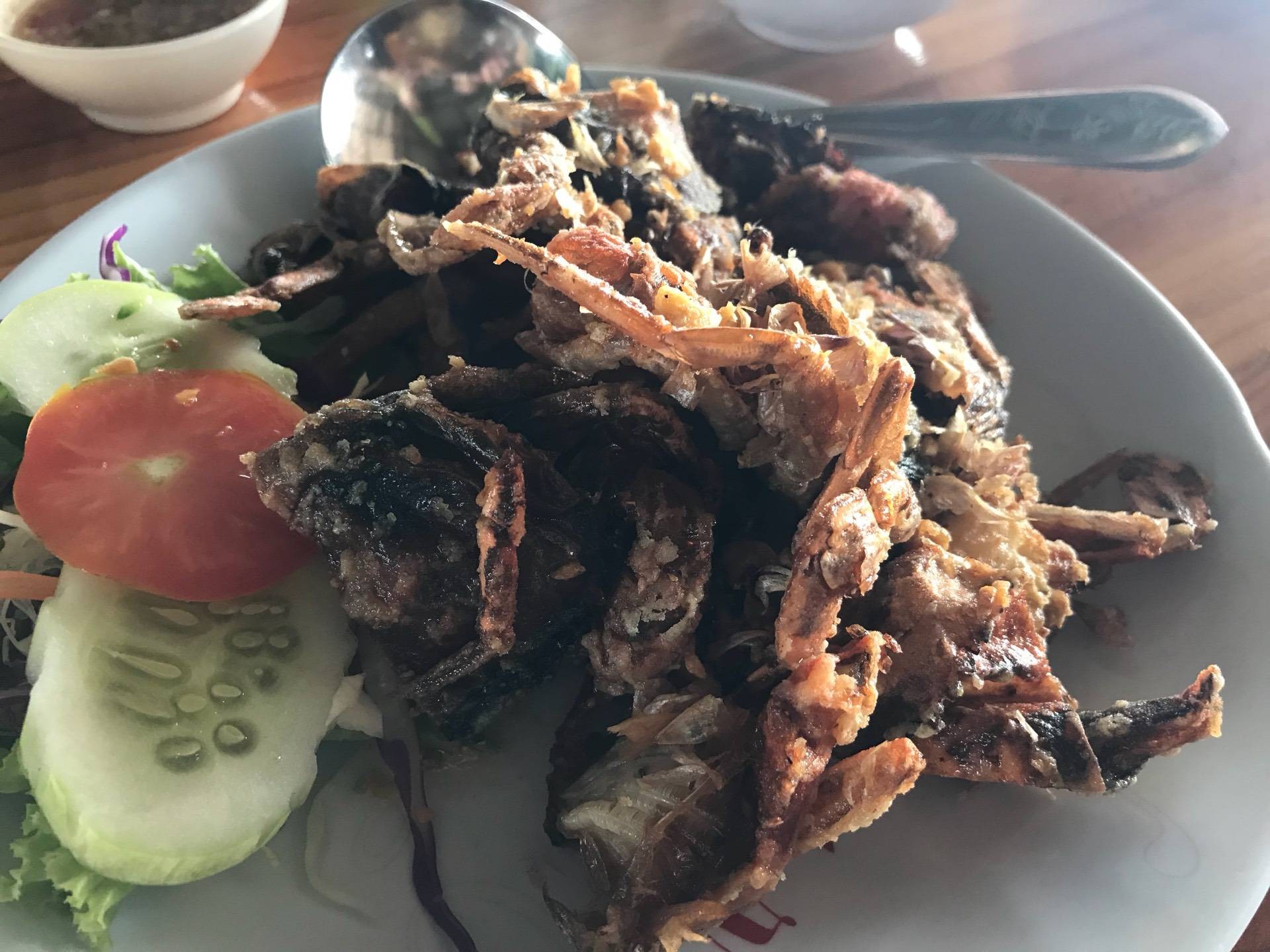 ปูนิ่มทอดกระเทียม • ไม่ค่อยกรอบ แต่สดใช้ได่ จานนี้เฉยๆ ร้าน ริมทะเล ...