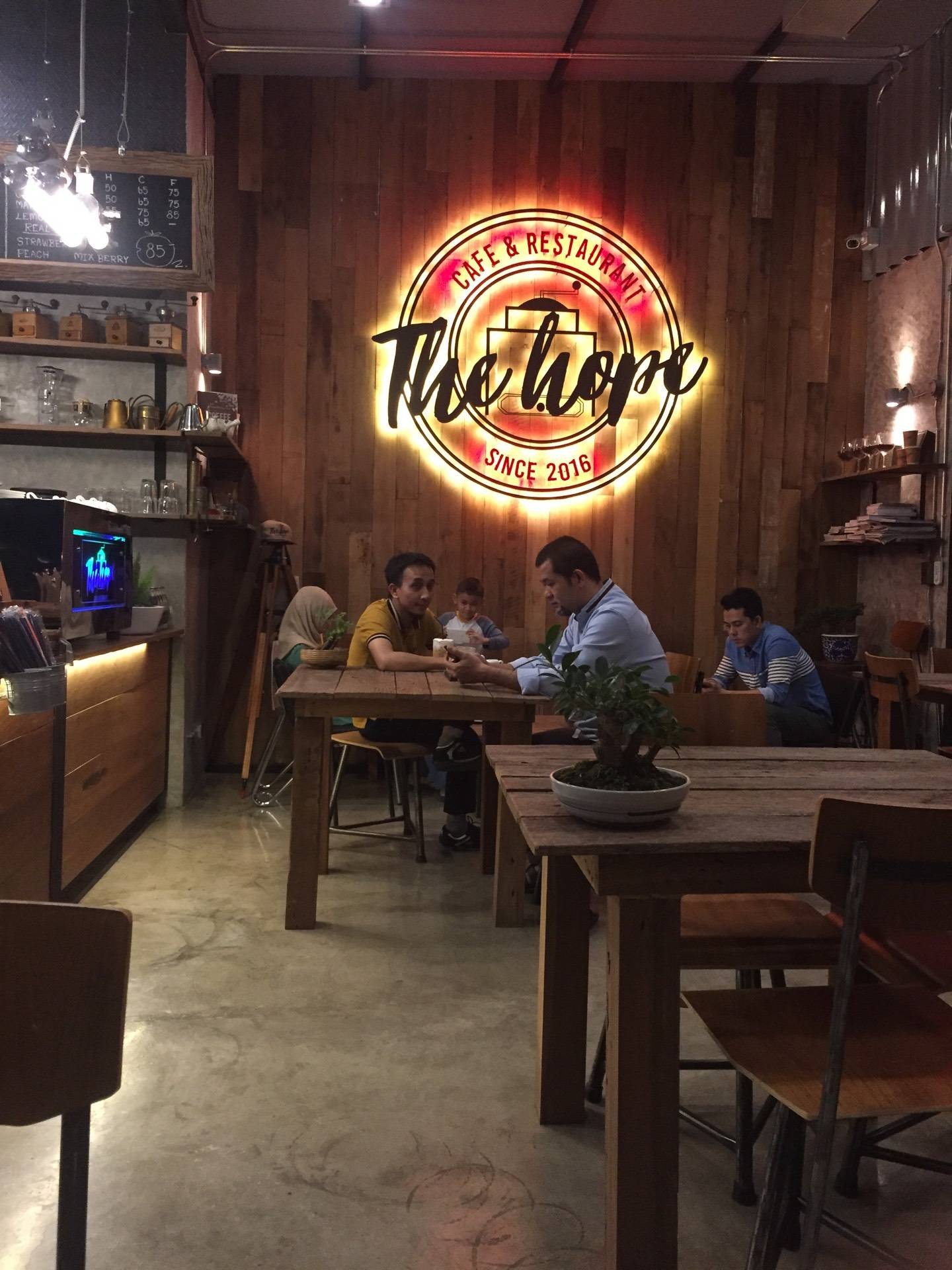 รีวิว The Hope Cafe - เป็นการเอาไม้เก่ามาตกแต่งร้านได้เก๋ดูดีมากค่ะ ...
