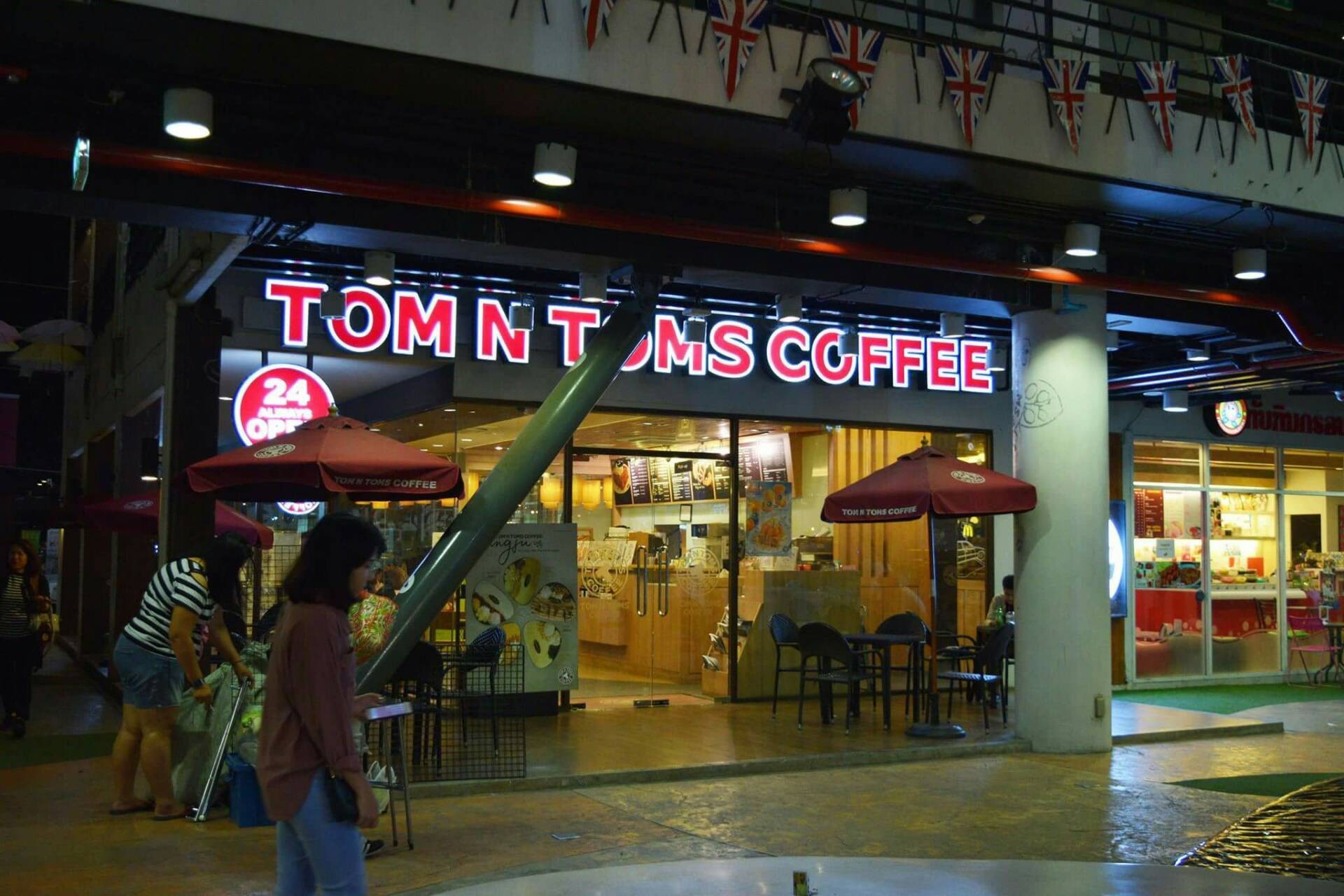 รีวิว TOM N TOMS COFFEE สตาร์ อเวนิว อาเขต - กินๆ ระหว่างรอรถ - Wongnai