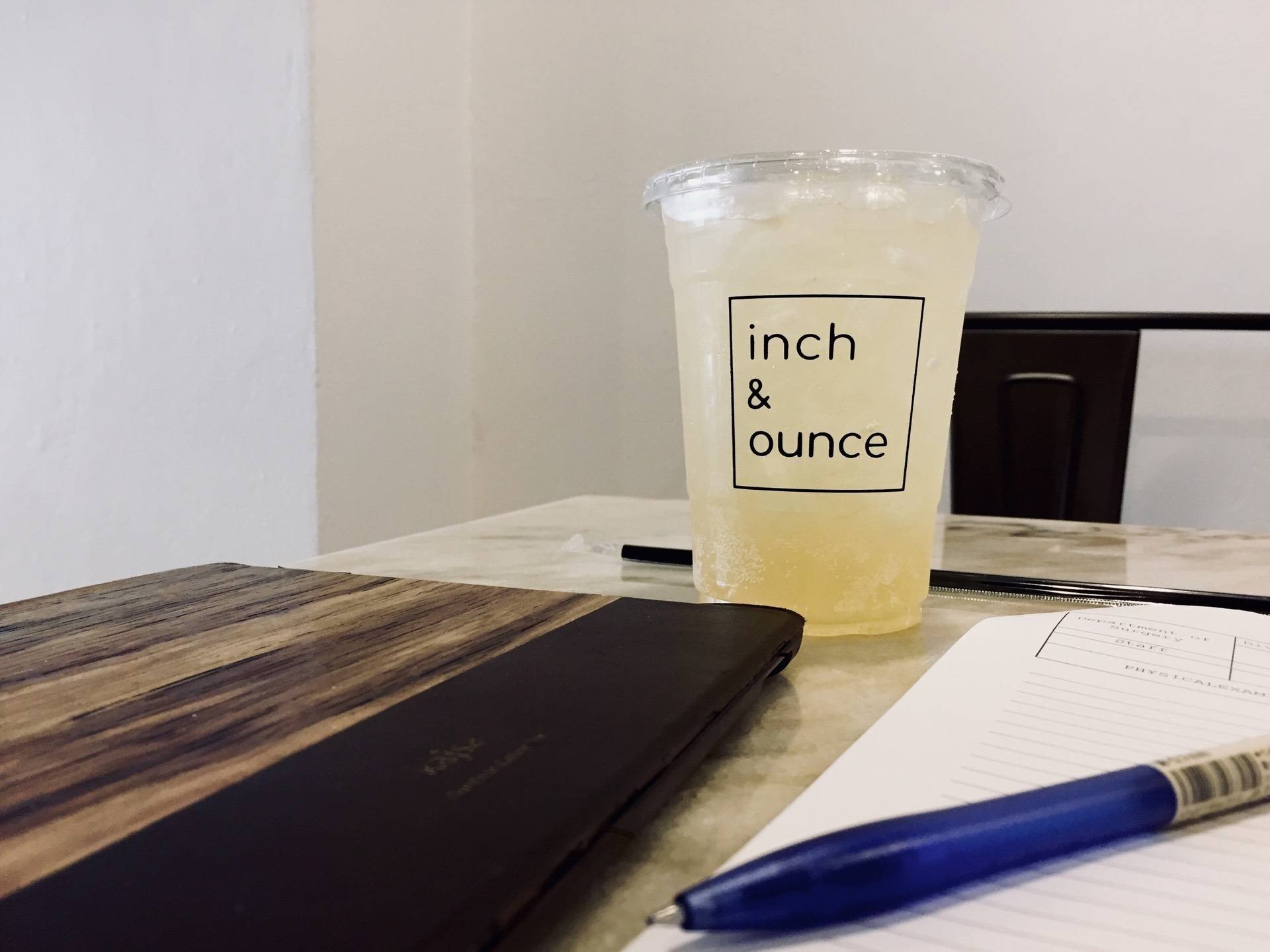 รีวิว inch & ounce - ร้านกาแฟอร่อย น่านั่ง บรรยากาศดี โต๊ะใหญ่สะใจใช้ได้