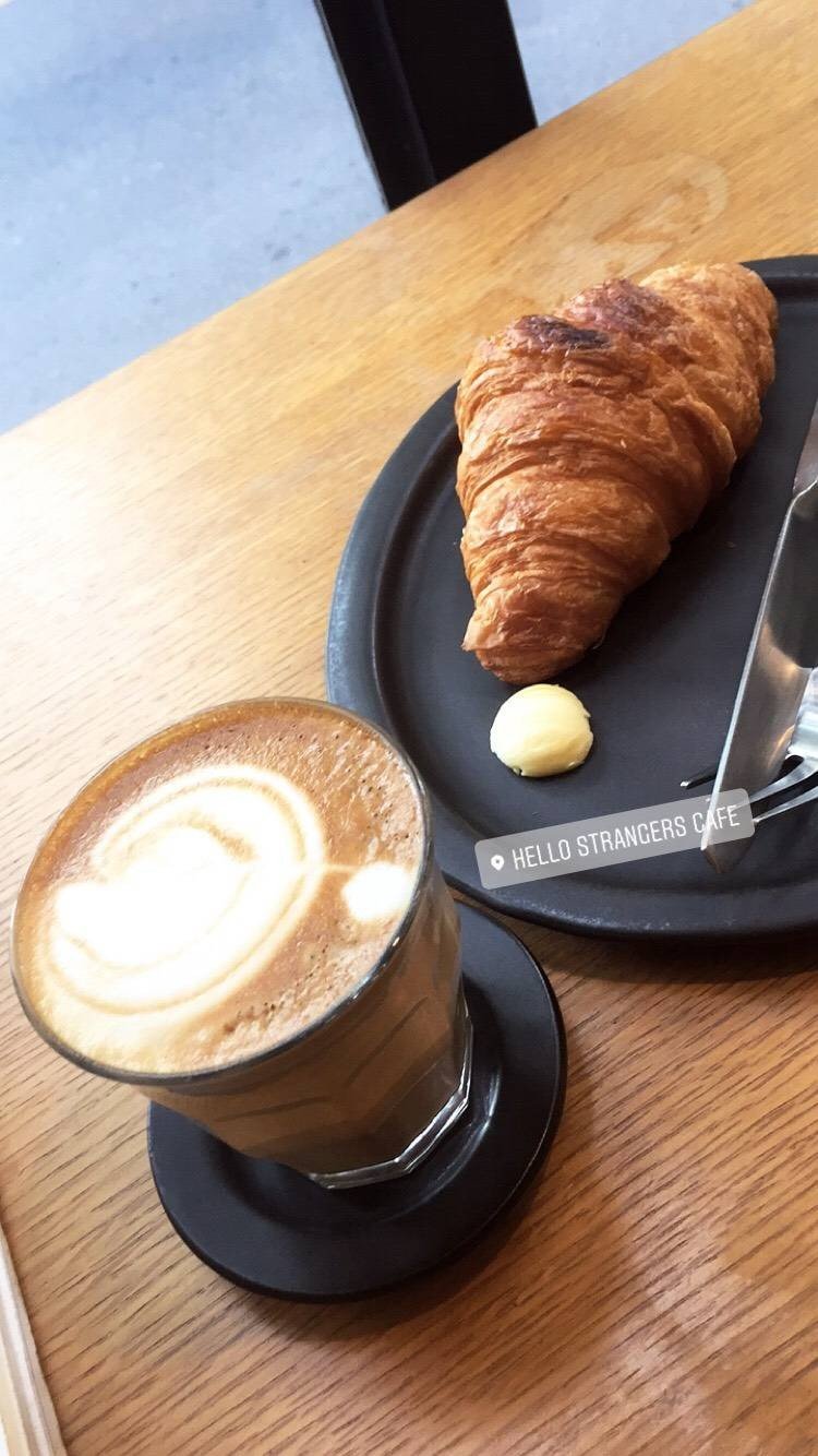 รีวิว HELLO STRANGERS CAFE - บรรยากาศดี สถานที่กว้างขวางดีค่ะ แนะนำ ...