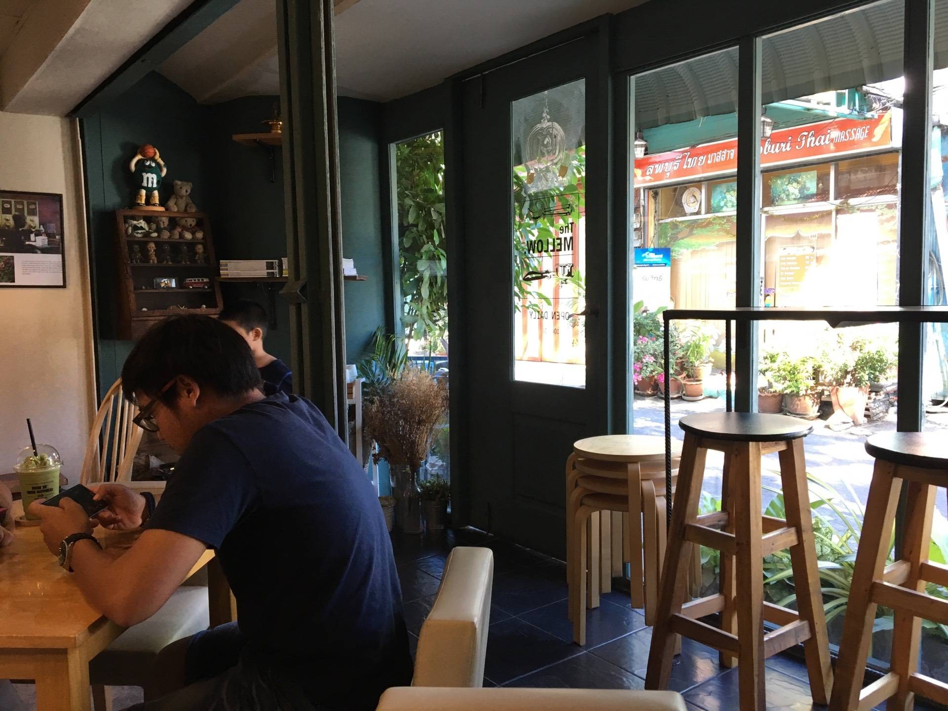 รีวิว the mellow.cafe - ร้านเล็กๆรินถนนเดินเท้า