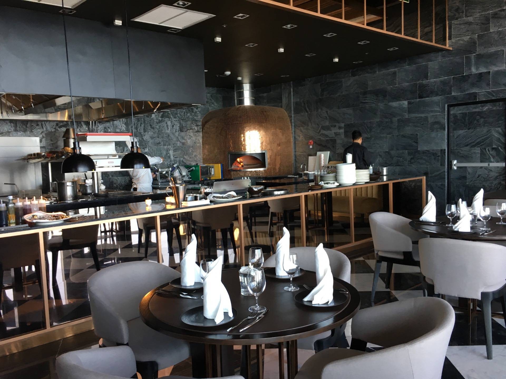 รูป Elementi Rooftop Restaurant & Bar โรงแรม ฮอลิเดย์ อินน์ แอนด์ สวีท ...