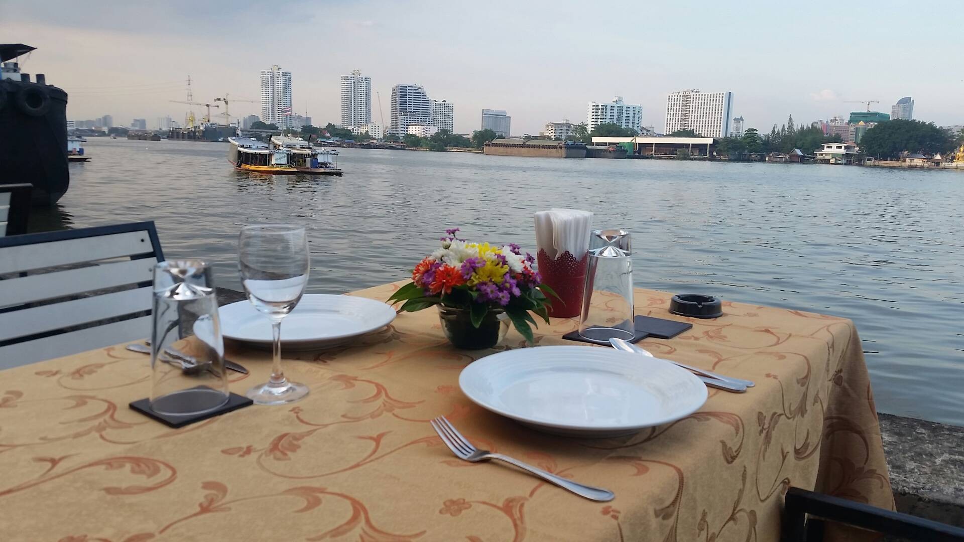 รีวิว The Wave Restaurant - ชิลล์ๆริมน้ำ