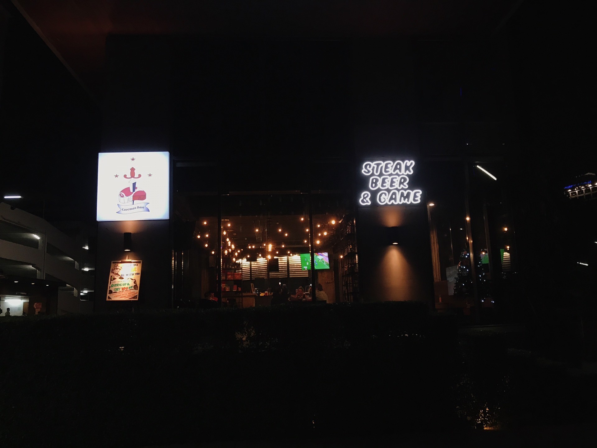 รีวิว Caveman Base - ดื่มเบียร์ เล่นบอร์ดเกมส์ หรือจะดูบอลก็มี