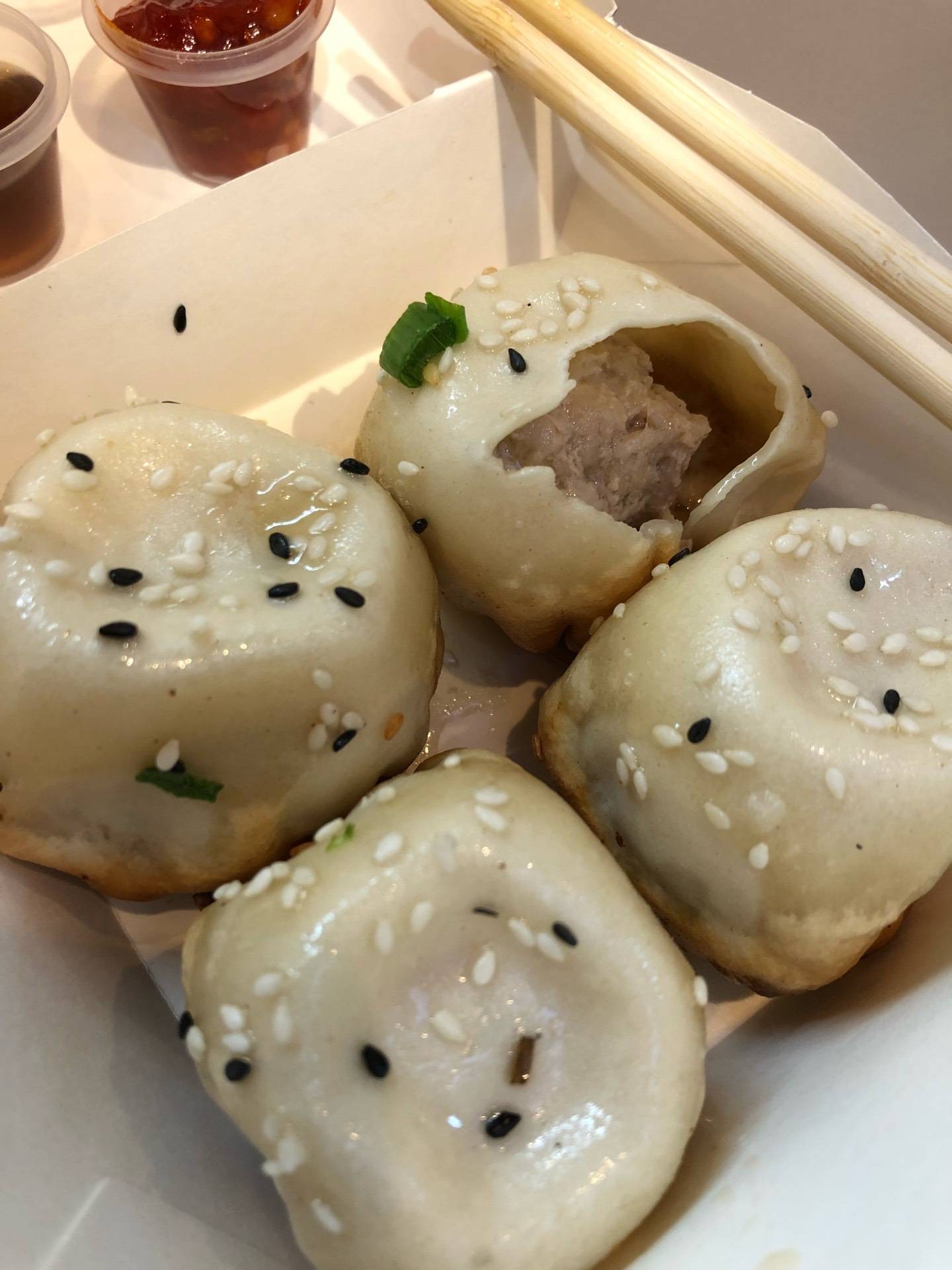 ซาลาเปาทอด • ไส้เป็นหมูสับมีน้ำซุปข้างในด้วยนะคะ ร้าน Cheung Hing Kee ...