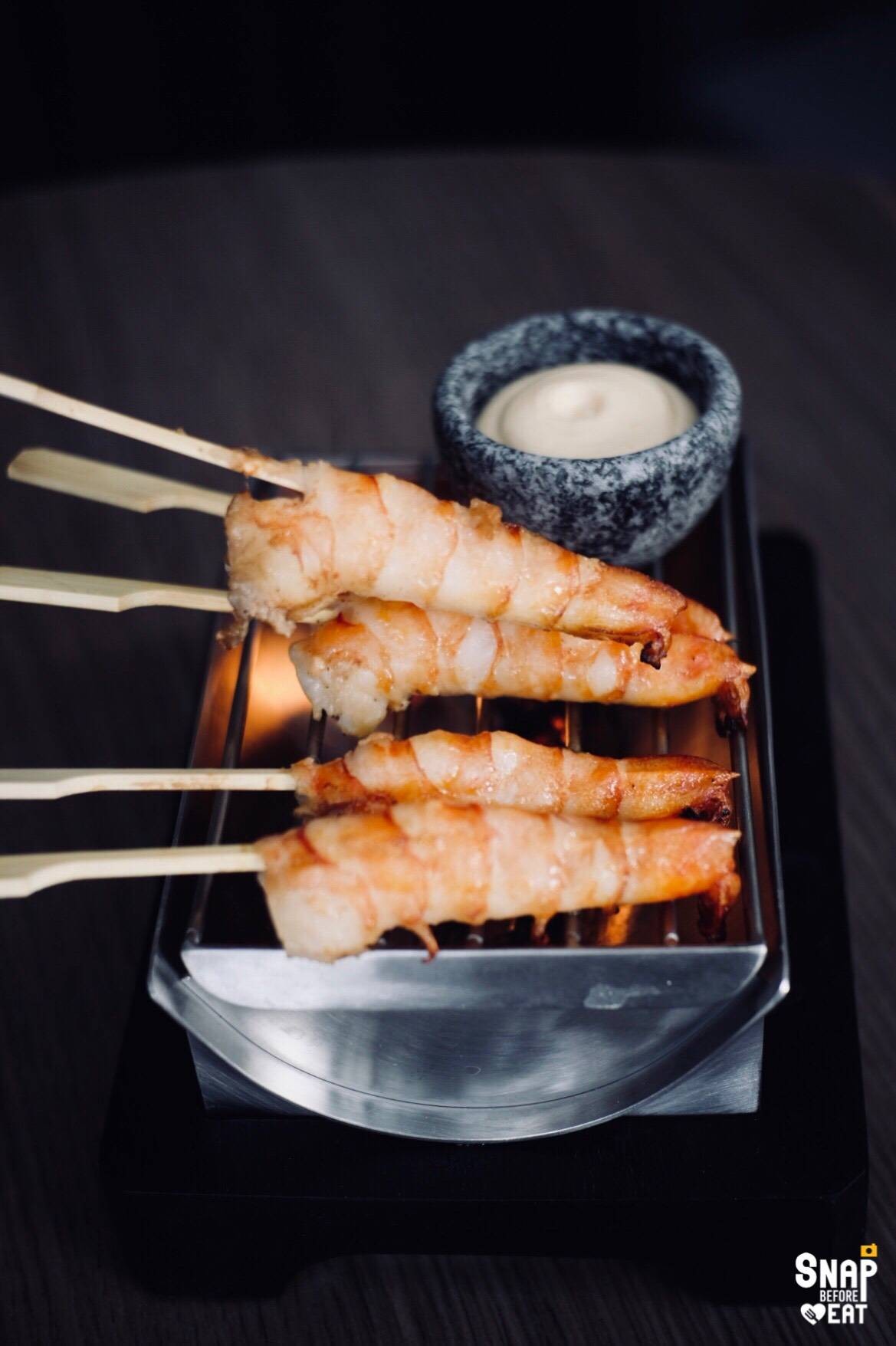 Prawn Skewer • กุ้งเนื้อเด้งเสียบไม้จิ้มซอสศรีราชา เค้าเอา herb มาเผาไฟ ...